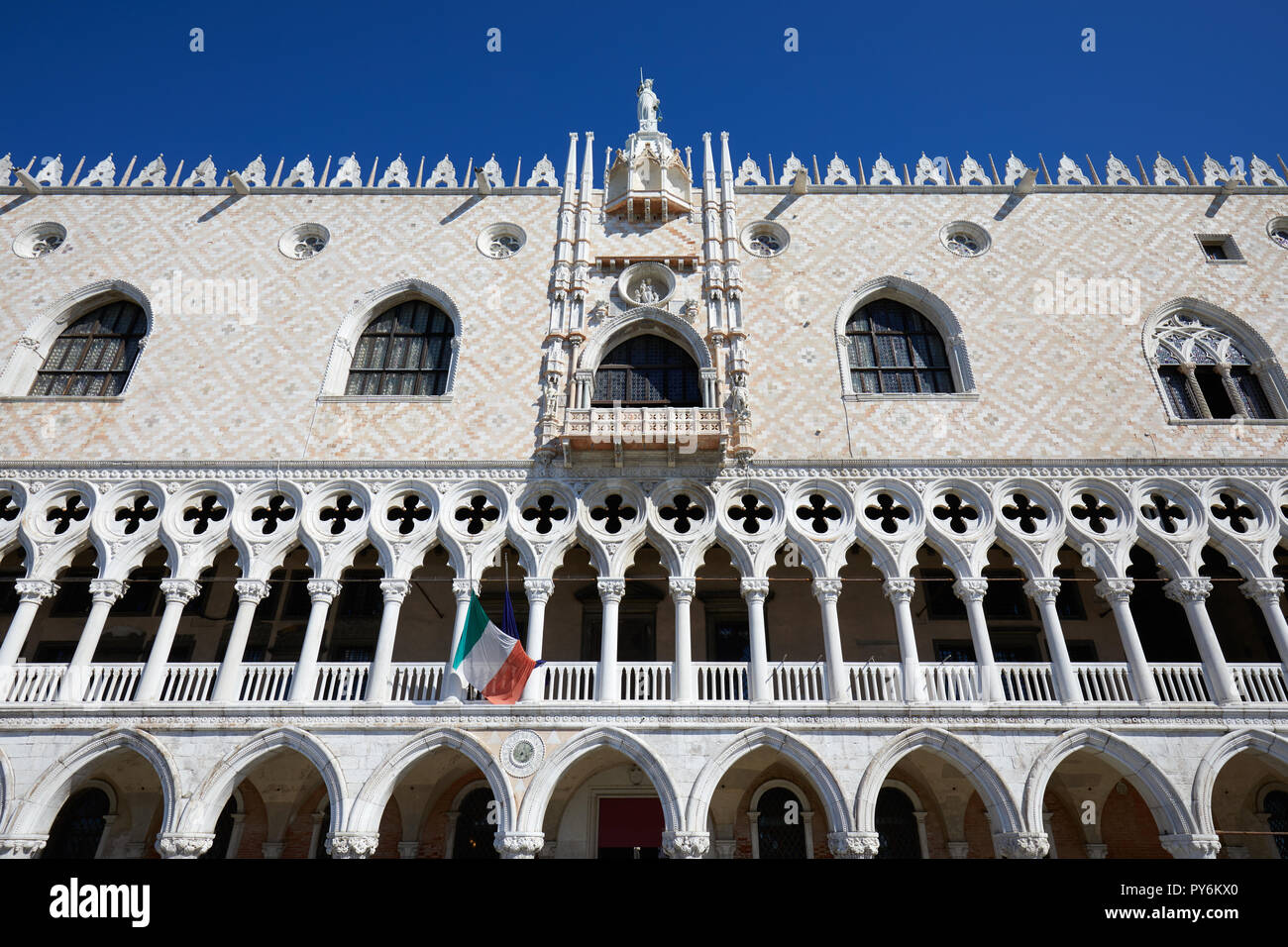 Doge Palace building facade in Venice, clear blue sky in Italy Stock ...