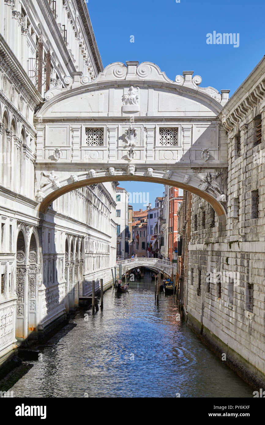 Old and white marble bridge in venice hi-res stock photography and ...