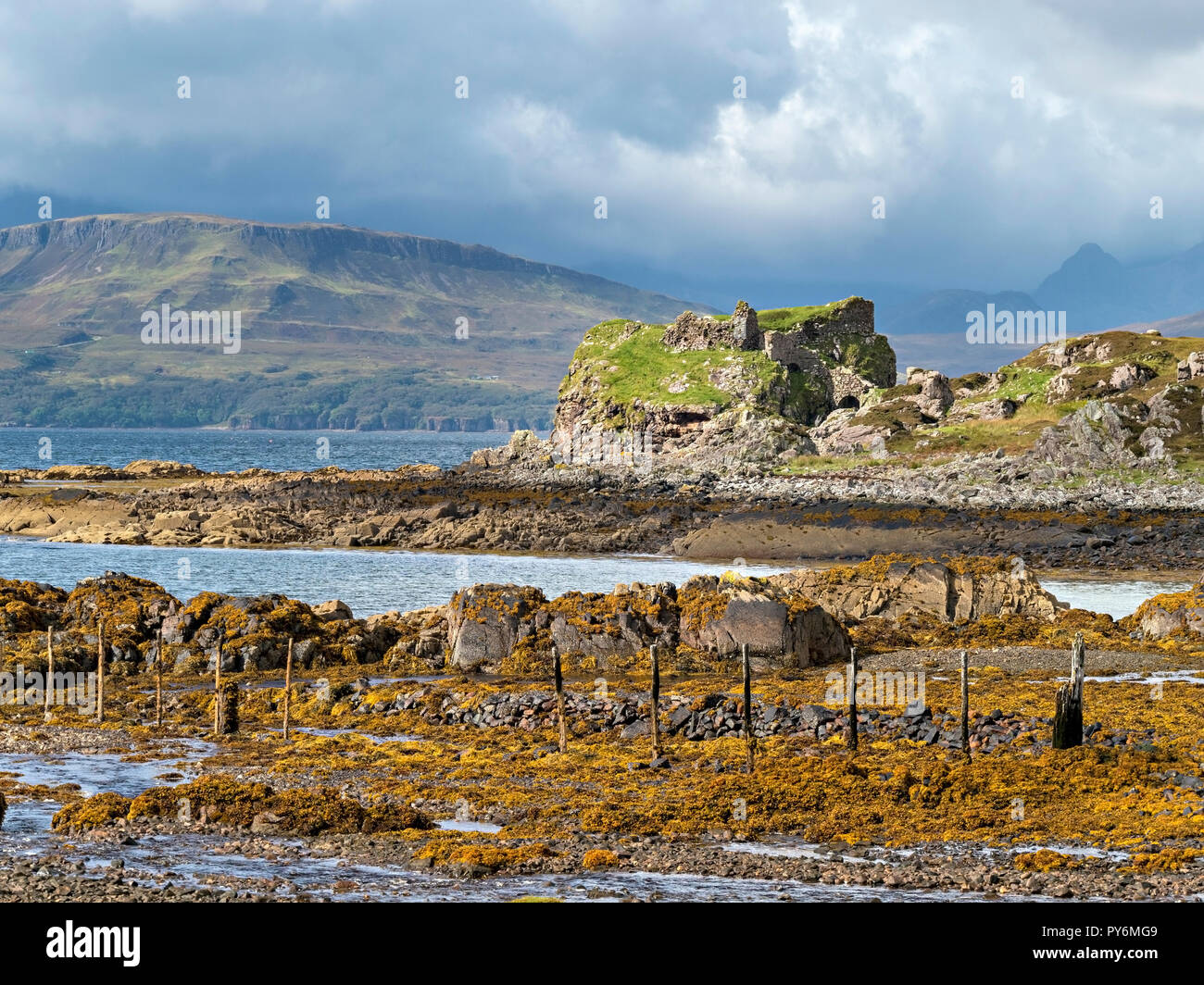 Dunscaith (Dun Scaich) Castle ruins, Tokavaig, Isle of Skye, Scotland ...