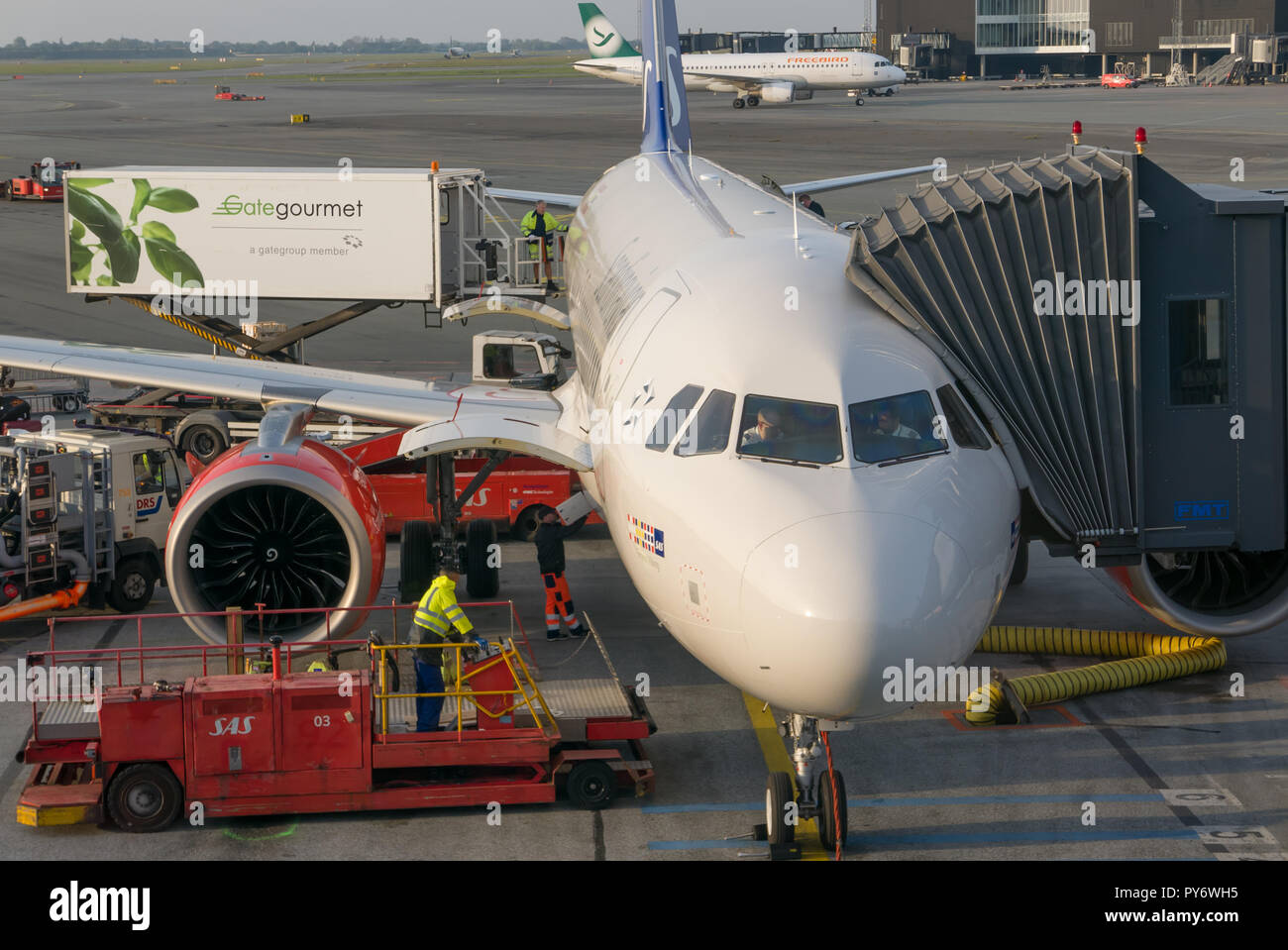 Ground handling hi-res stock photography and images - Alamy