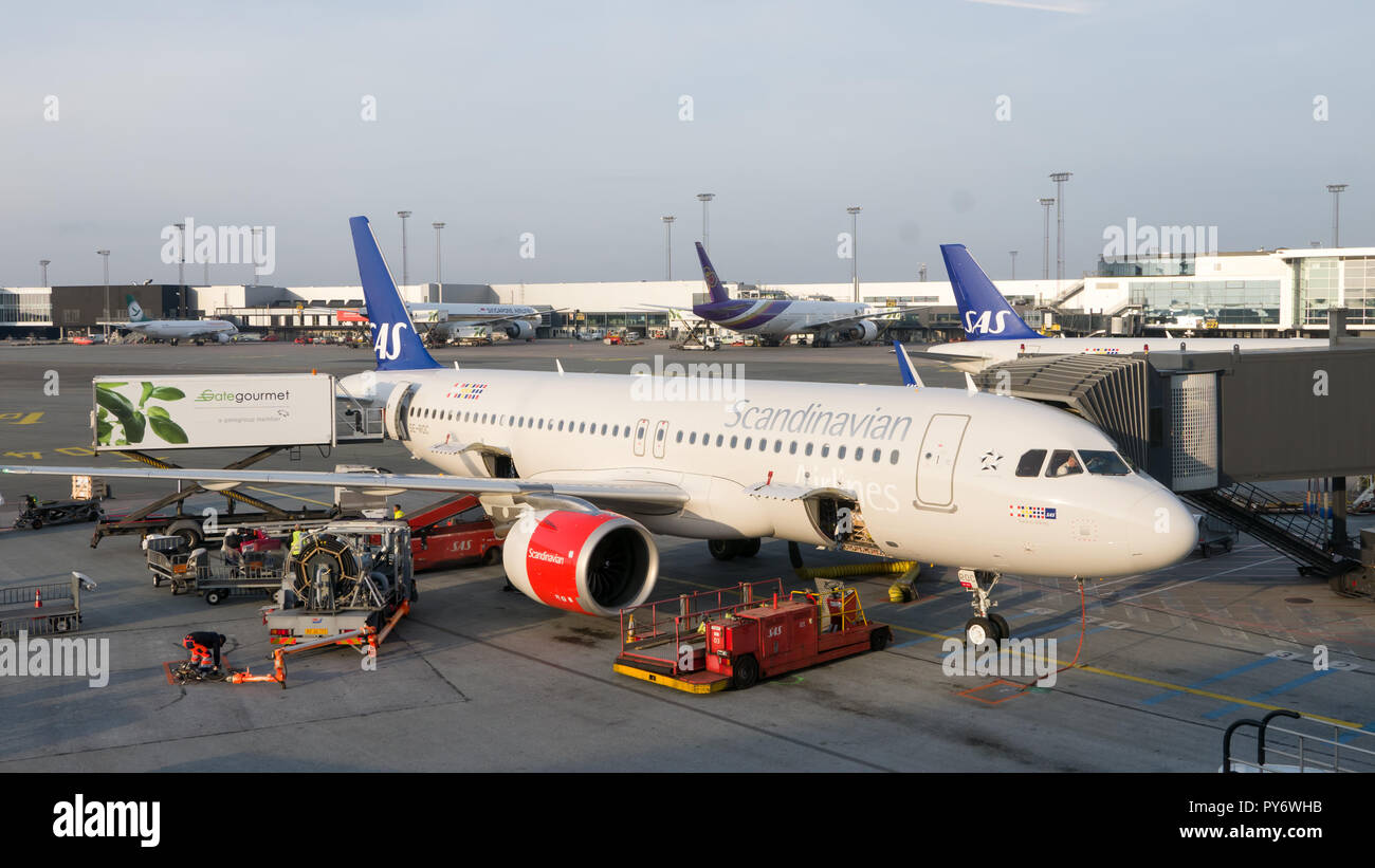 Ground handling hi-res stock photography and images - Alamy