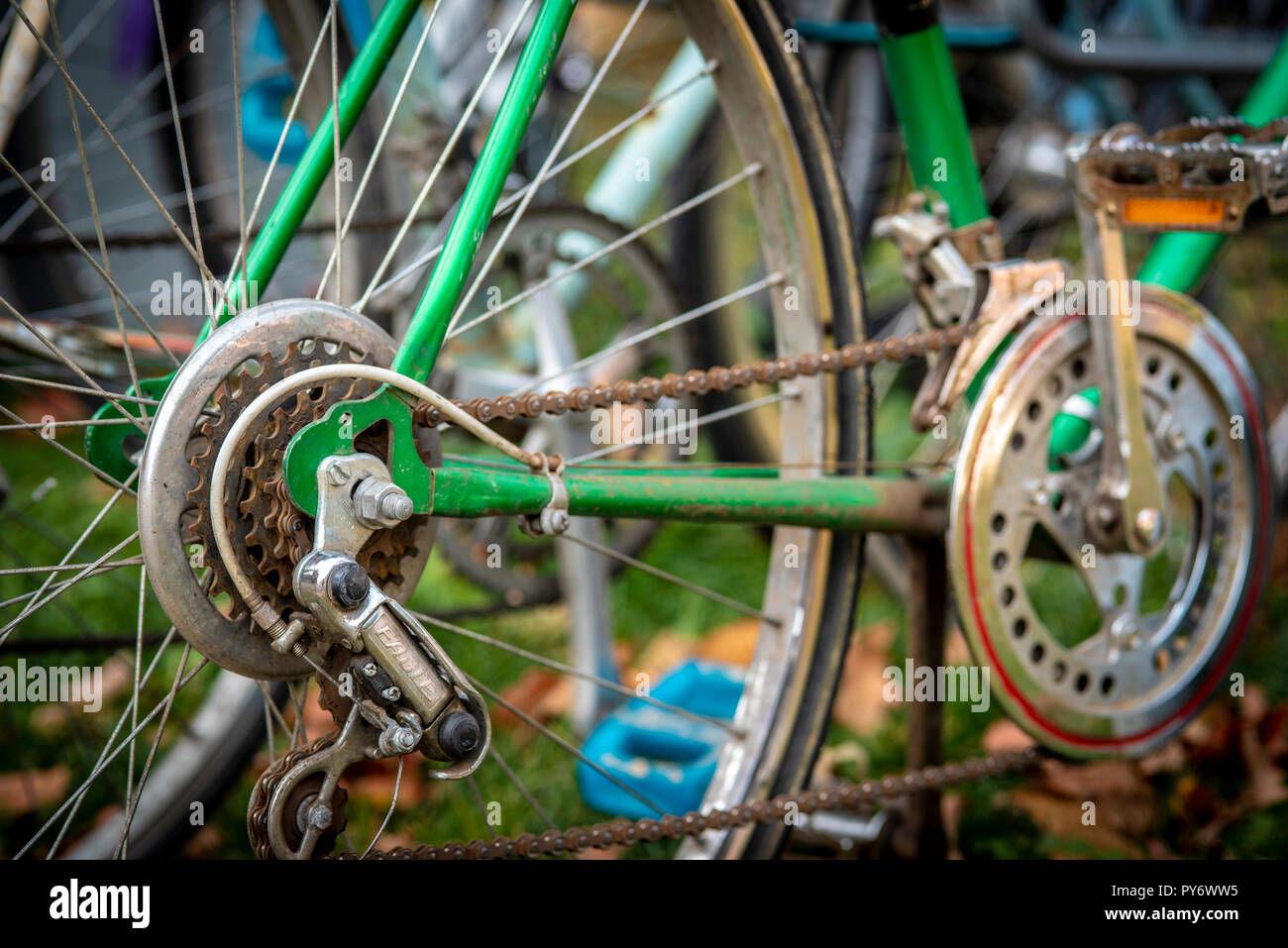 Chain and gears hi-res stock photography and images - Alamy