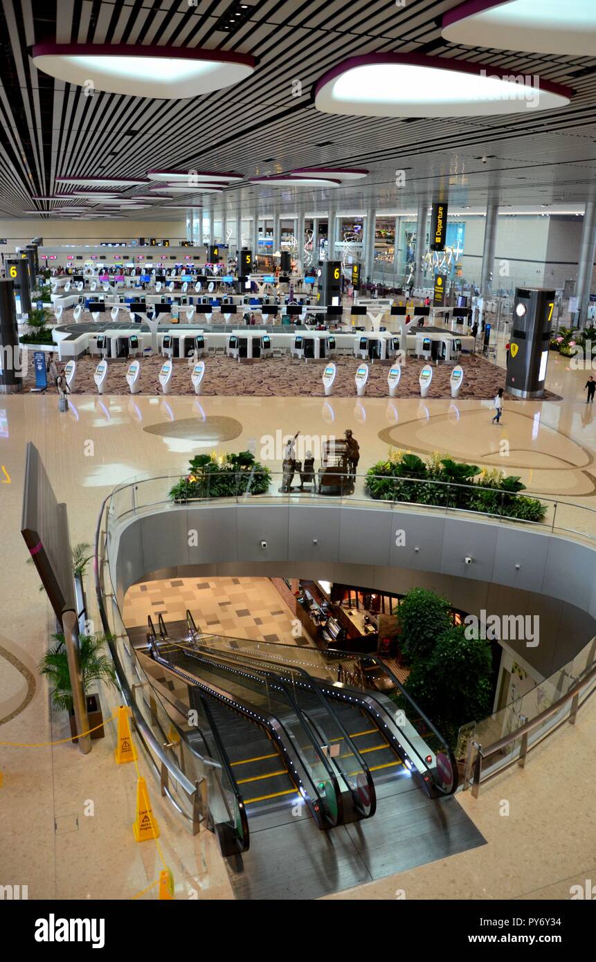 Check in counters and electronic kiosks departure lounge Changi airport ...