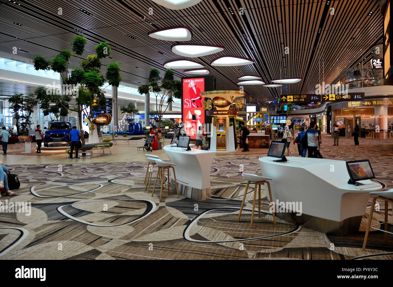 Changi Airport Departures Singapore Terminal Stock Photos & Changi ...