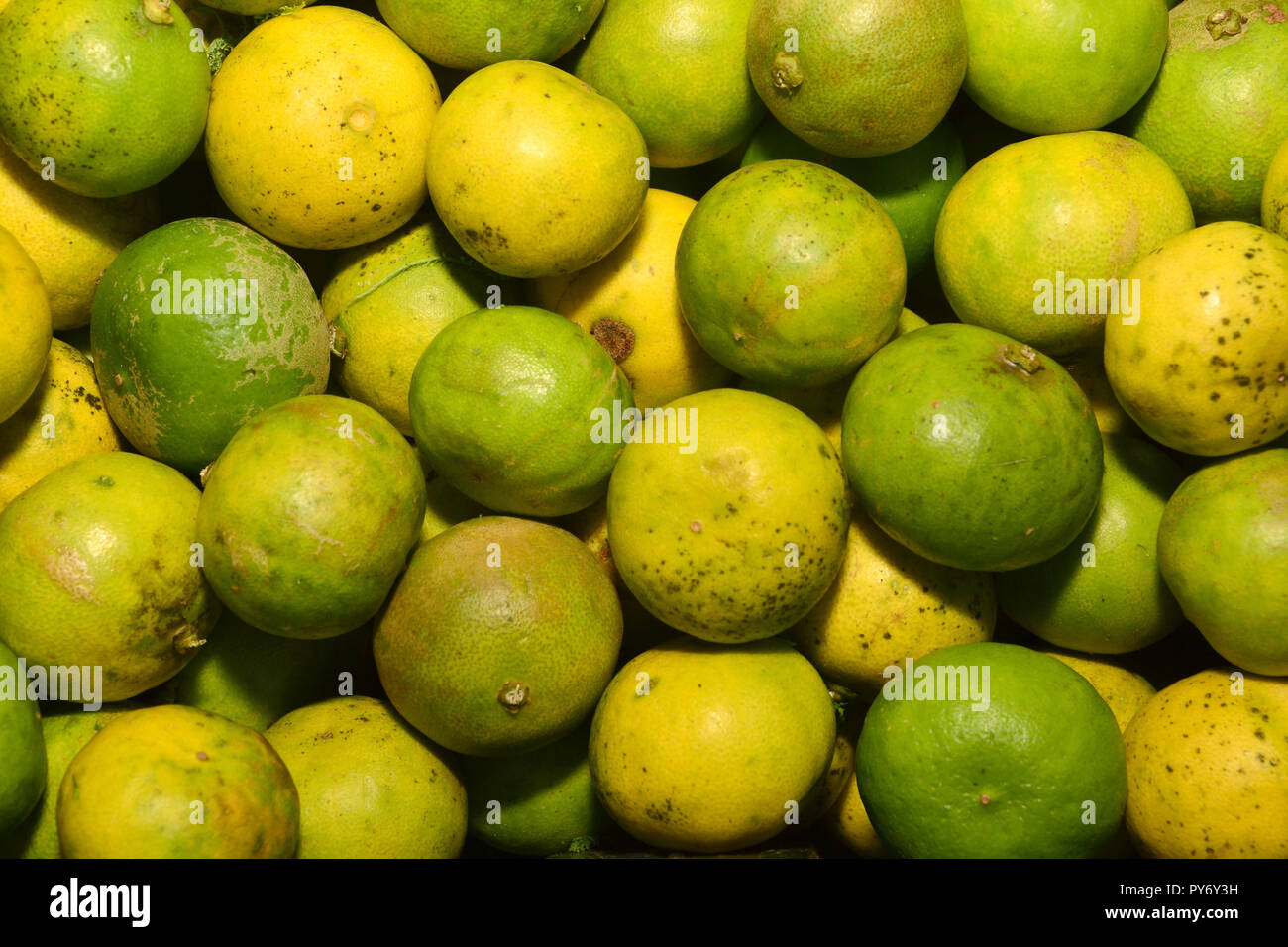 Stack of limes on display at market Stock Photo - Alamy
