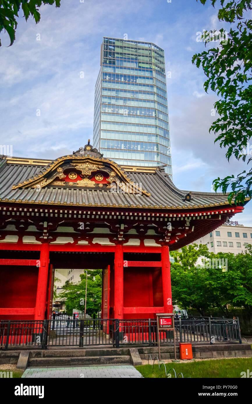 Zojo-ji temple and building, Tokyo, Japan Stock Photo - Alamy