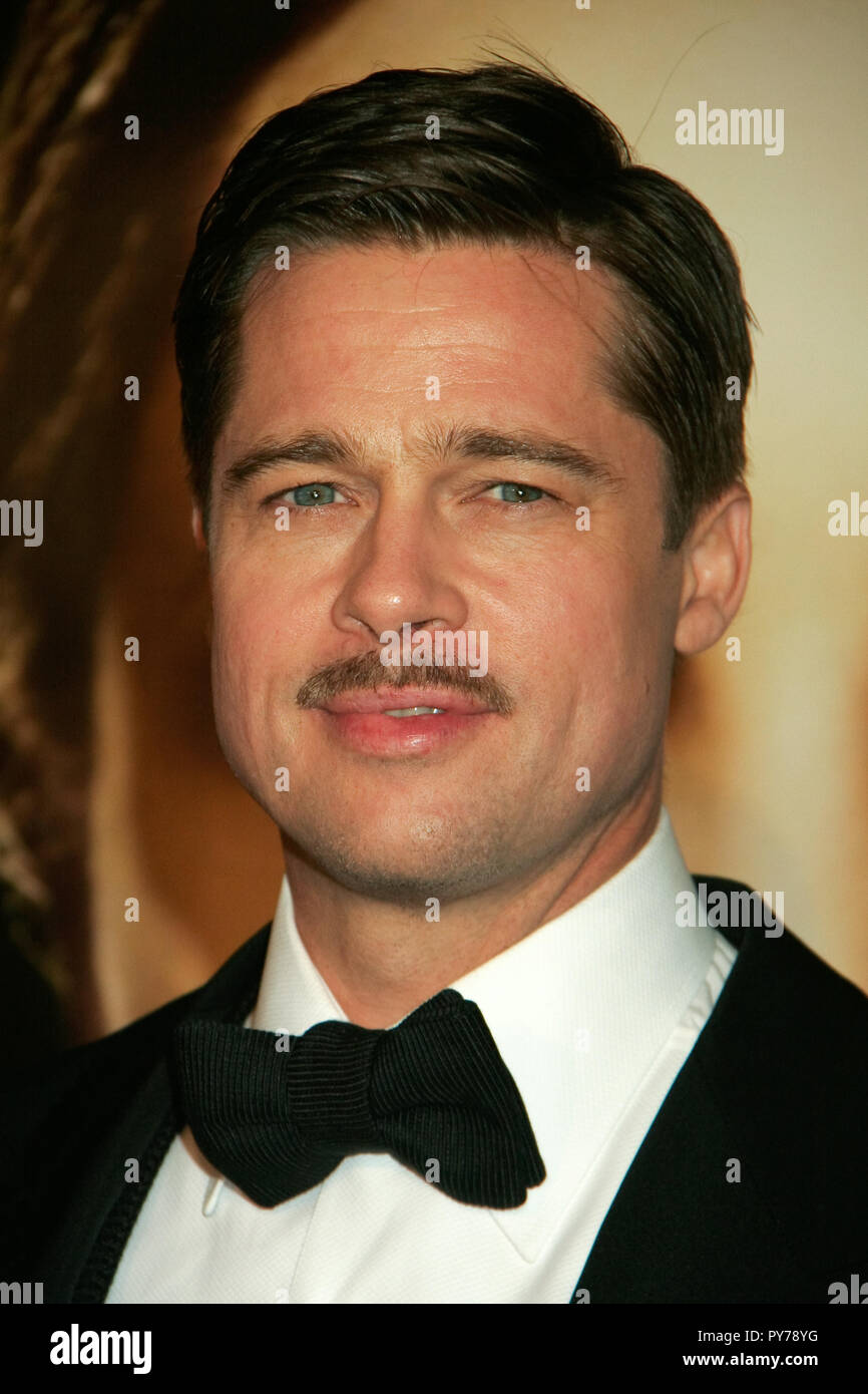 Brad Pitt 12/08/08 "The Curious Case of Benjamin Button" Premiere ...