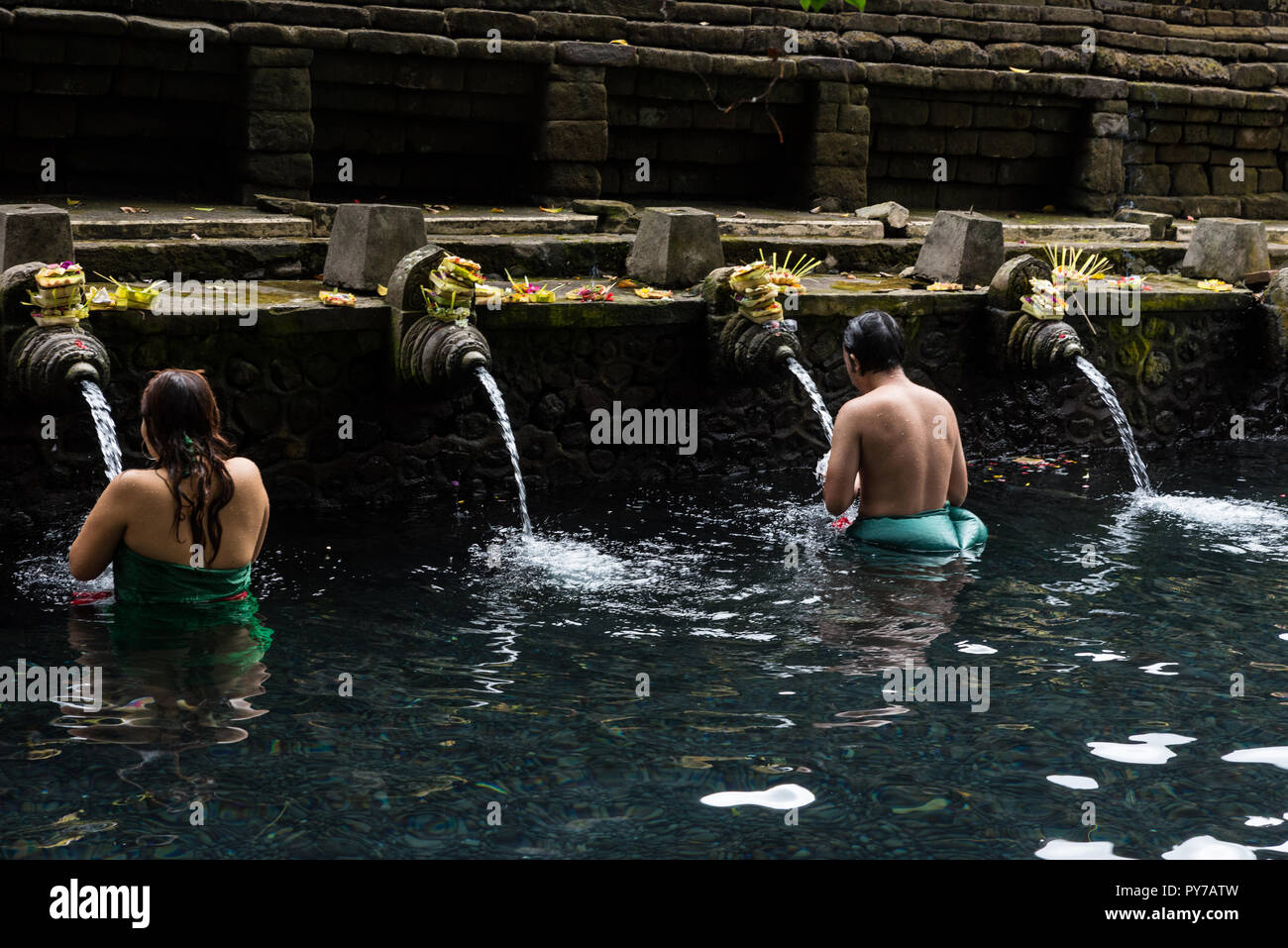 People bathing in the waters of the Tirta Empul Water Temple, Ubud ...