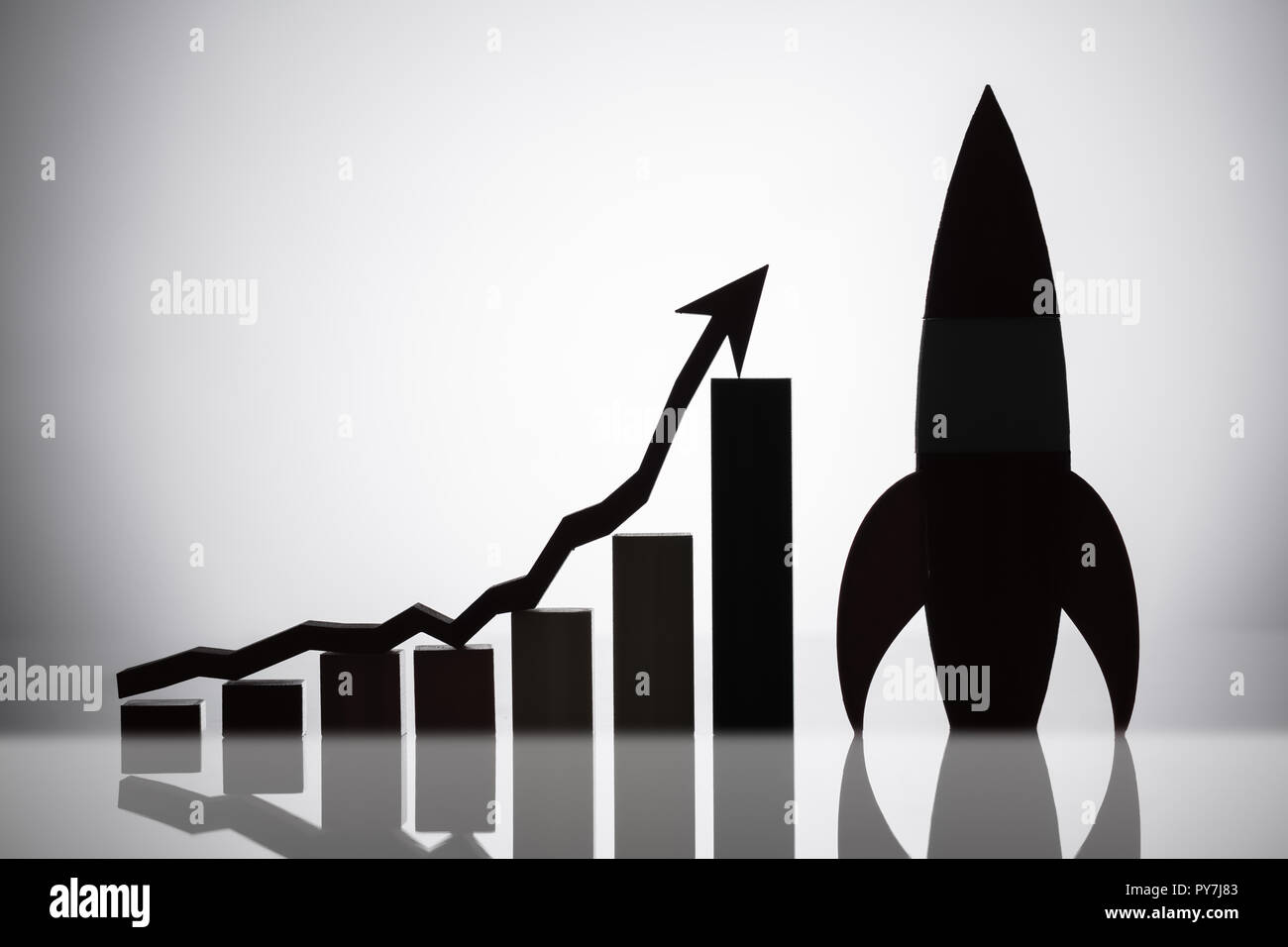 Black arrow rocket hi-res stock photography and images - Alamy