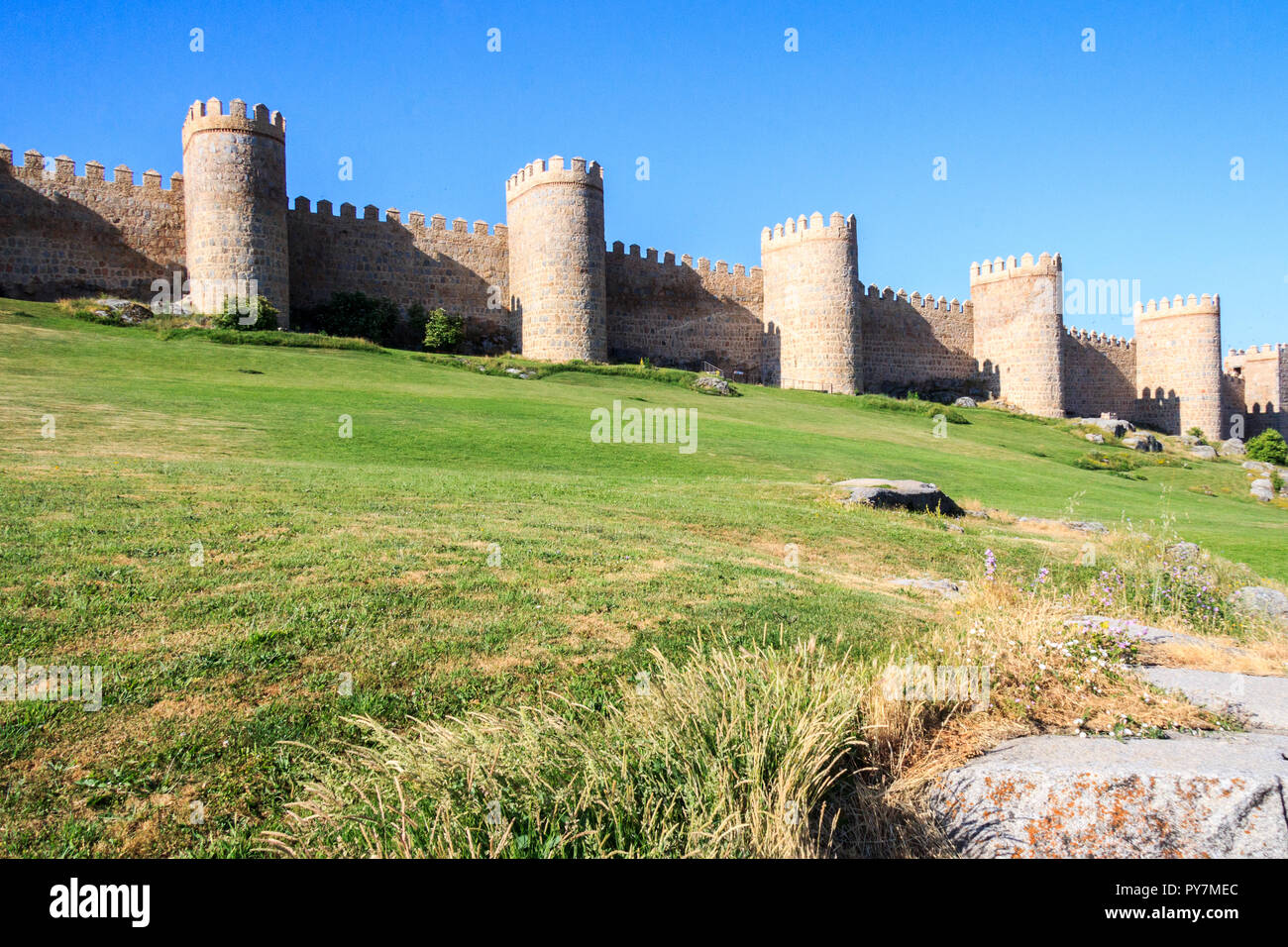 Stone walls round towers hi-res stock photography and images - Alamy
