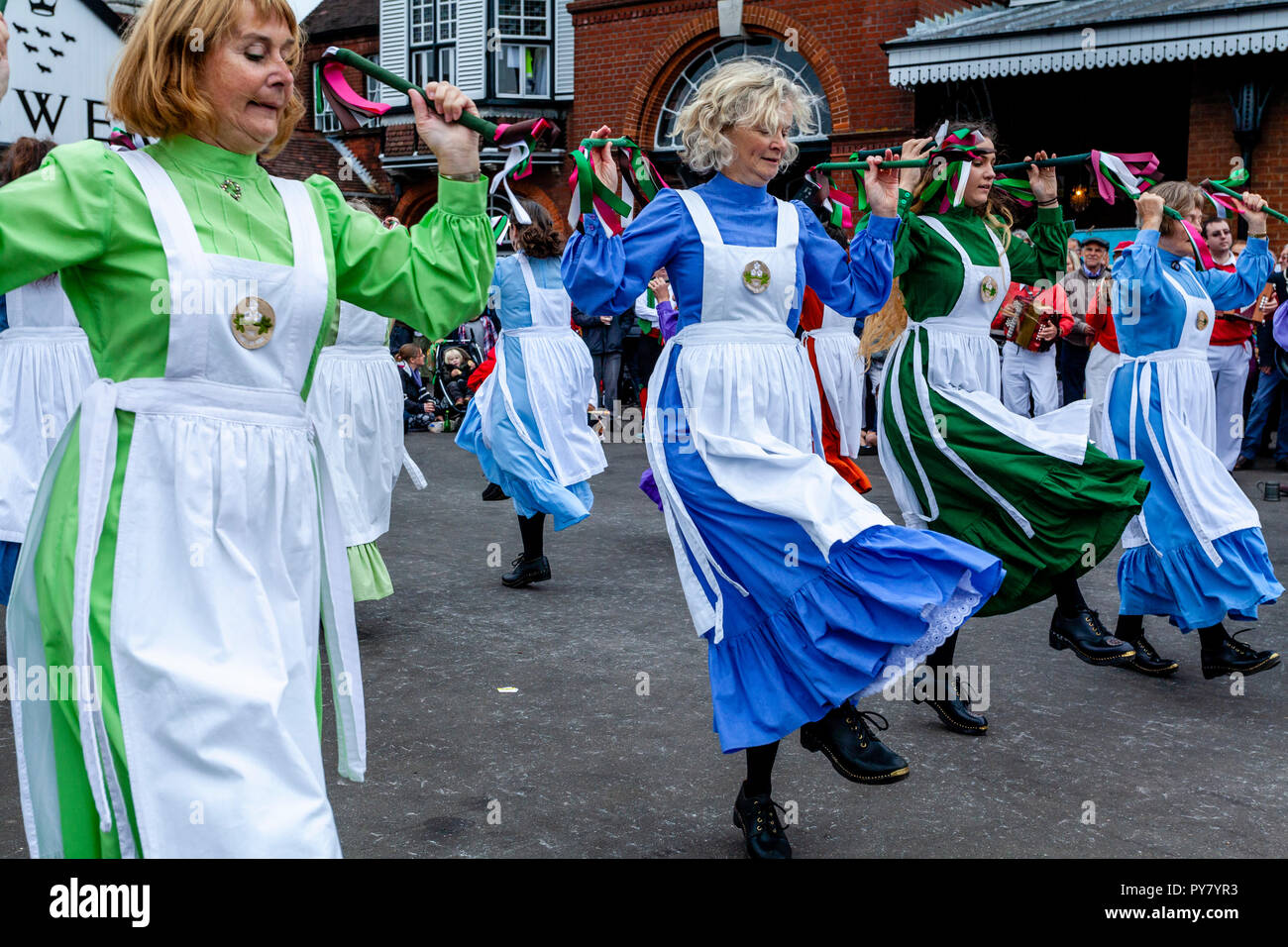 Women morris dancing hi-res stock photography and images - Alamy
