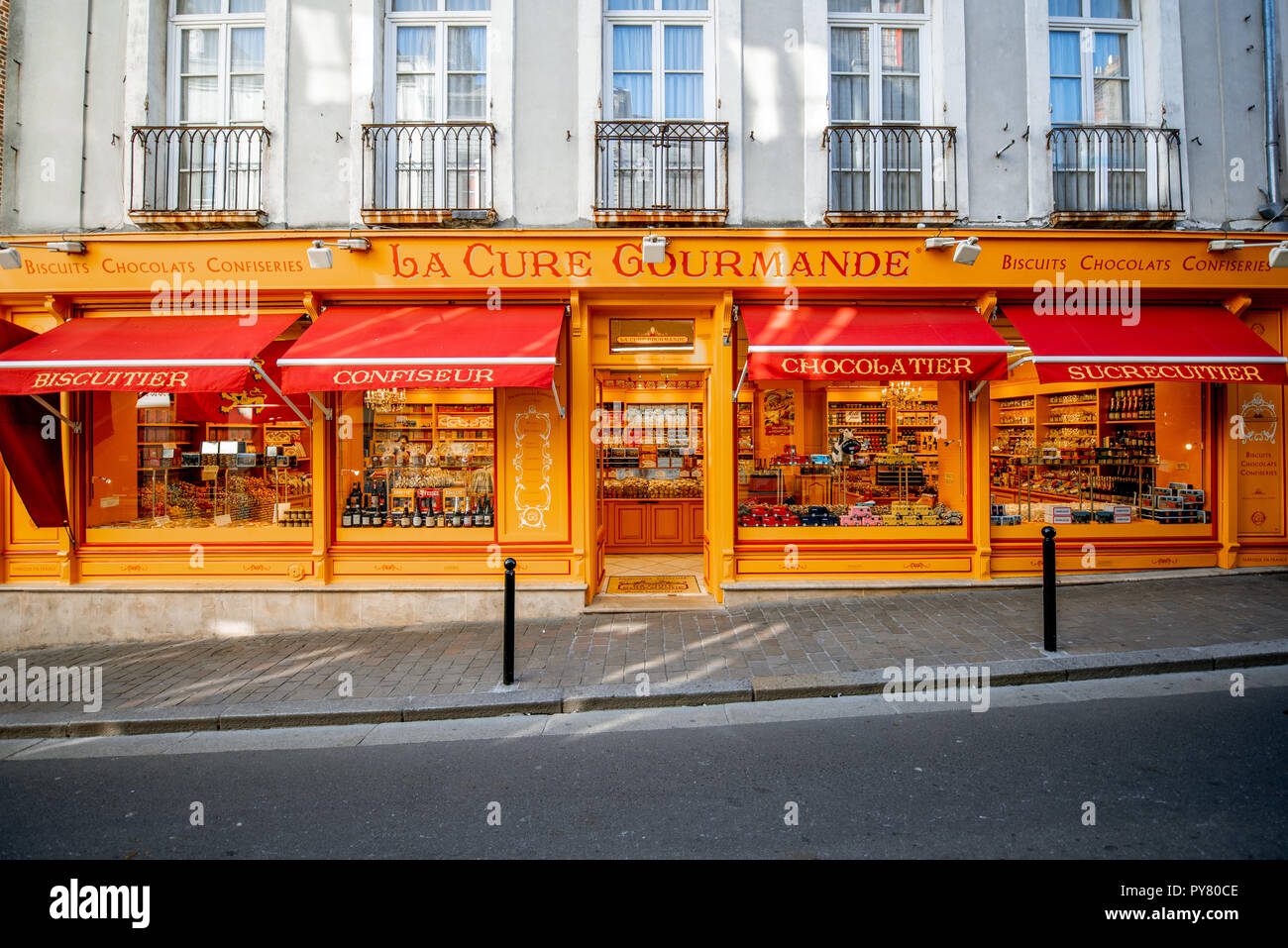 Old french store front hi-res stock photography and images - Alamy