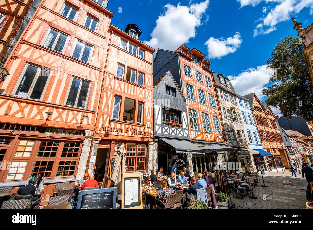 Narrow street rouen hi-res stock photography and images - Alamy