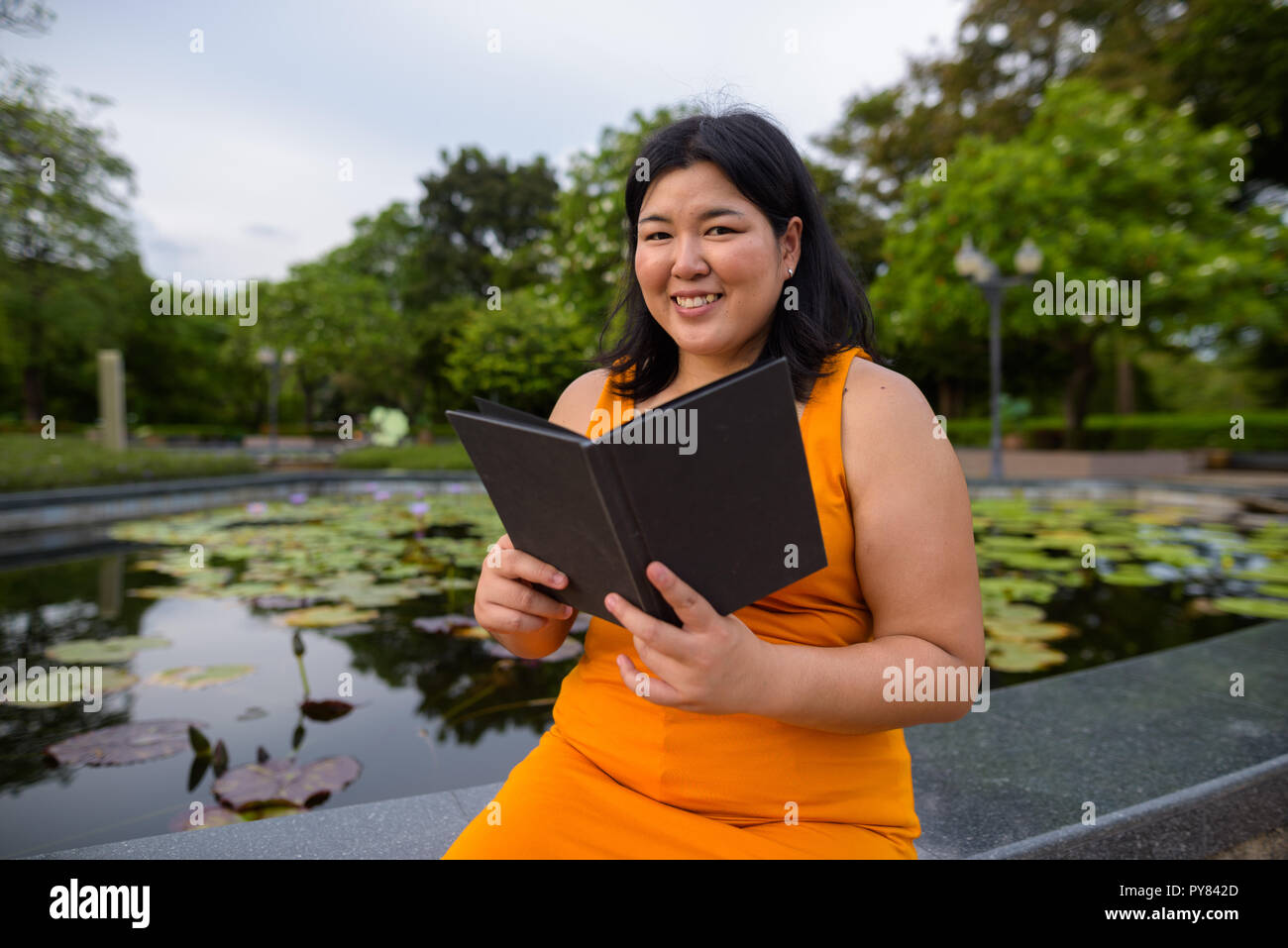 Reading book woman water hi-res stock photography and images - Alamy