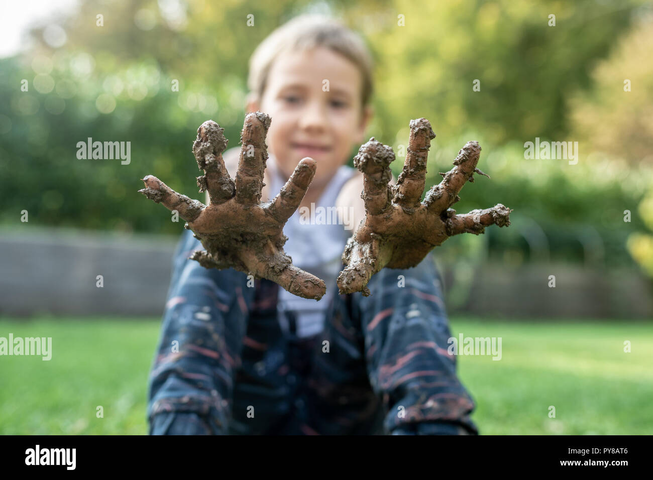 Muddy hands hi-res stock photography and images - Alamy