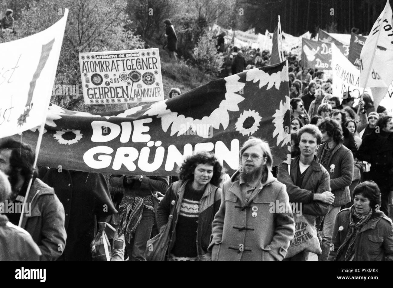 More than 10,000 opponents of nuclear power and nuclear weapons ...