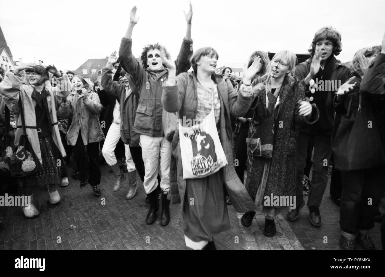 More than 10,000 opponents of nuclear power and nuclear weapons ...