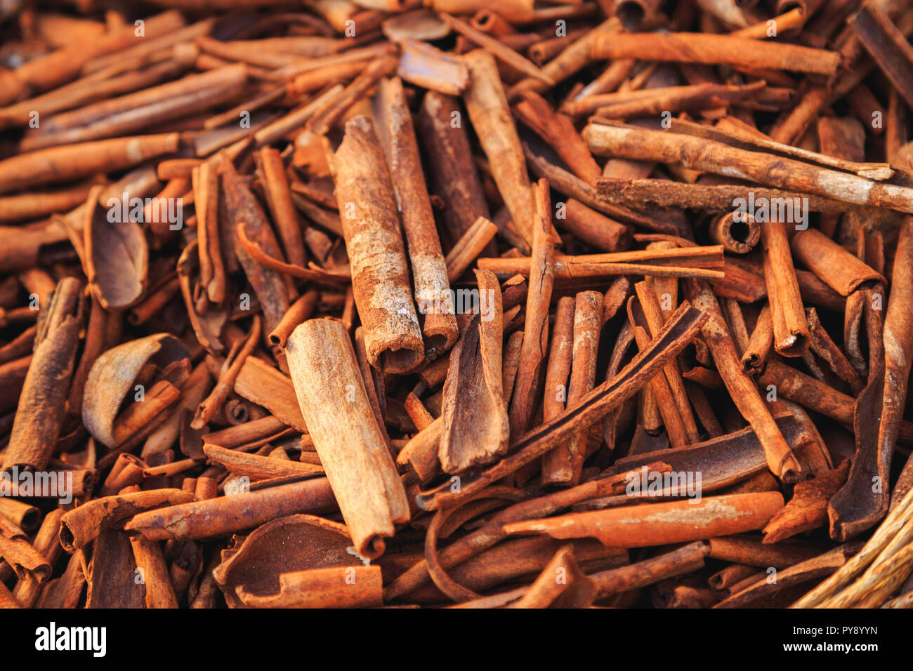 brown cinnamon sticks set in chaotic position Stock Photo - Alamy
