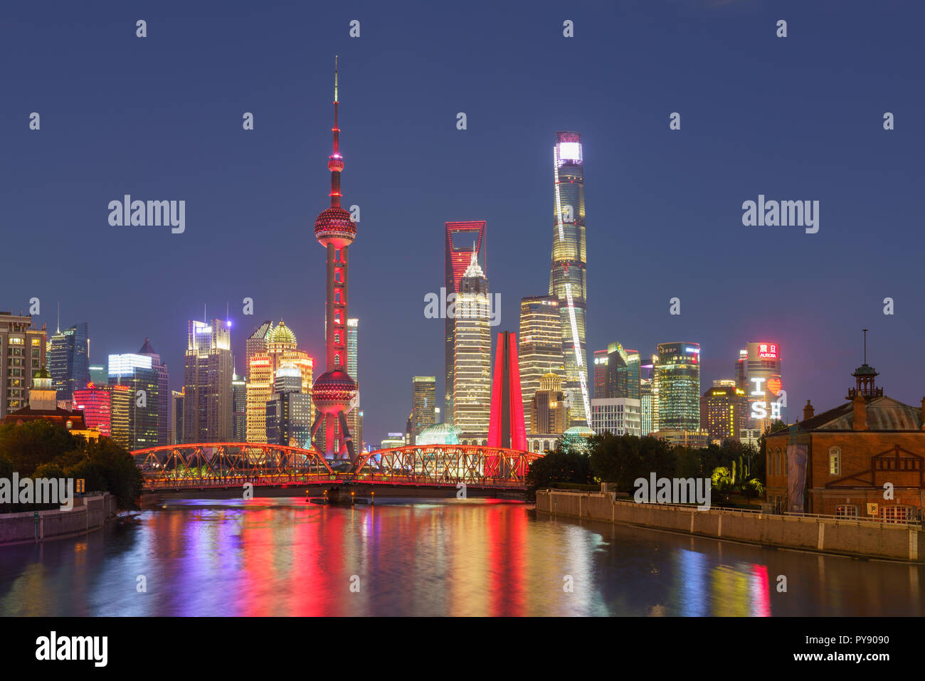 Shanghai skyline old and new hi-res stock photography and images - Alamy