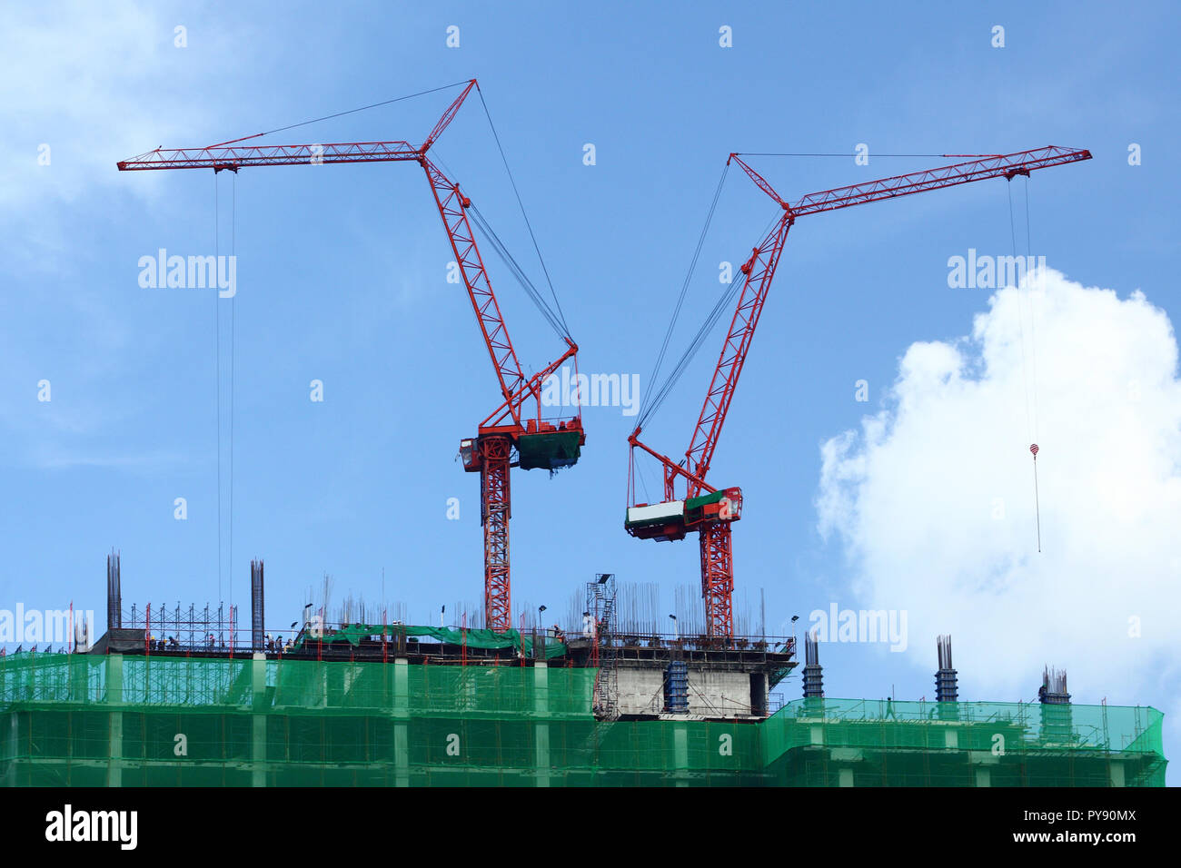 2 Building cranes working on top of the building Stock Photo - Alamy