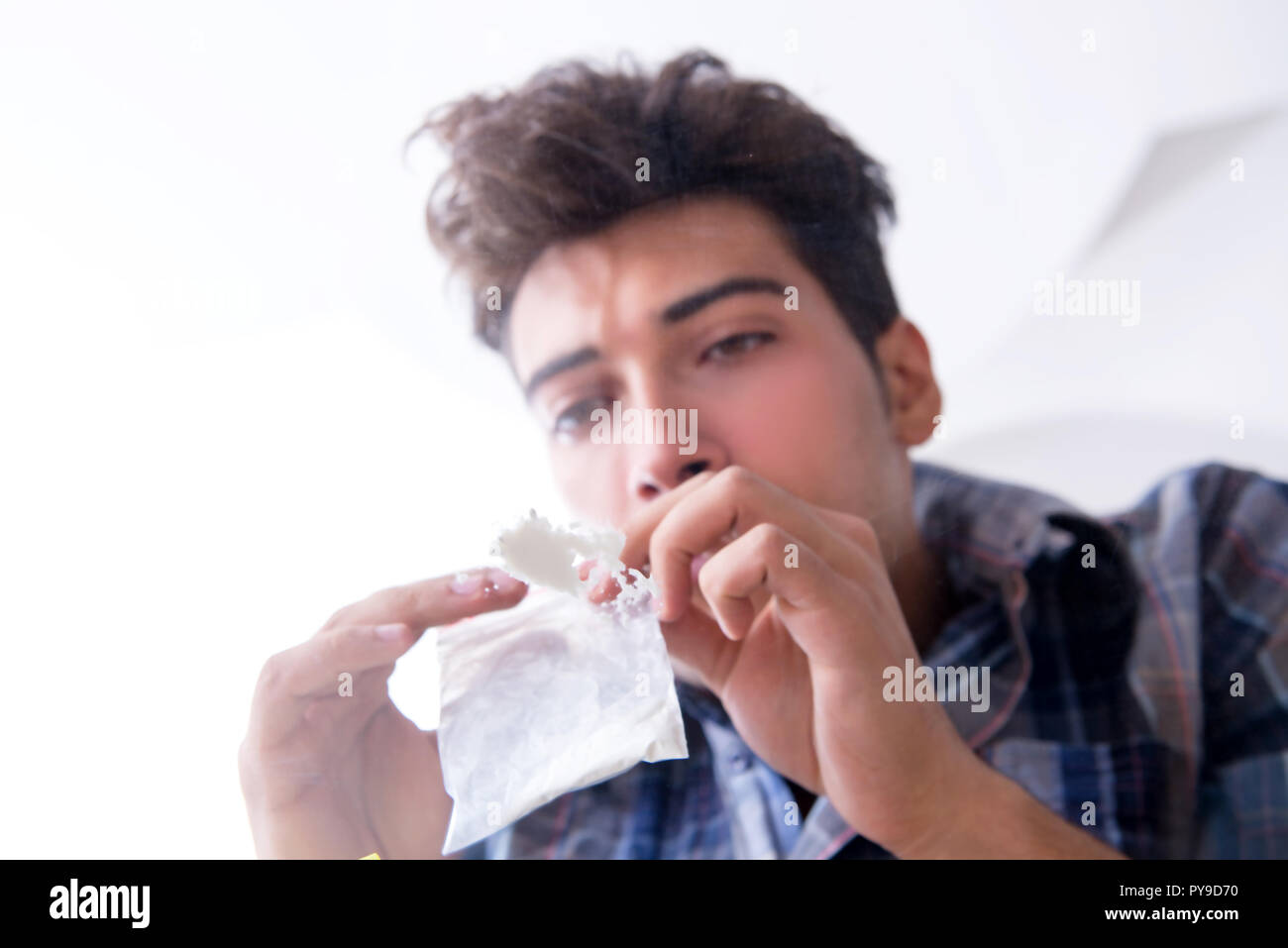 Drug addict sniffing cocaine narcotic Stock Photo - Alamy