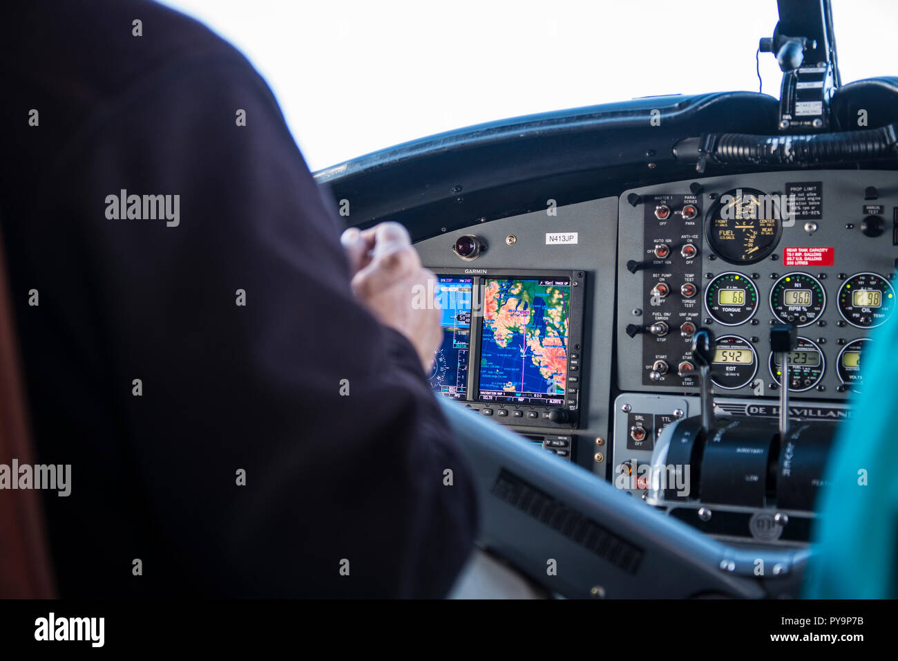 Pilot cockpit flight flying aircraft hi-res stock photography and ...
