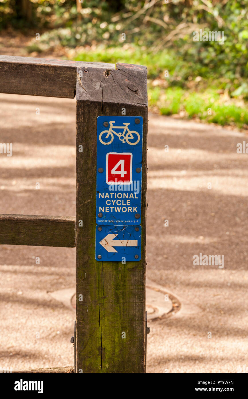 London cycle network sign hi-res stock photography and images - Alamy