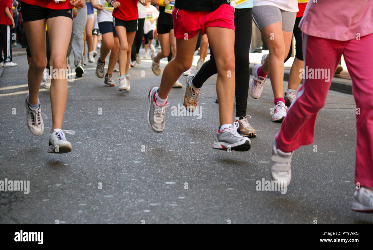 Running a race hi-res stock photography and images - Alamy