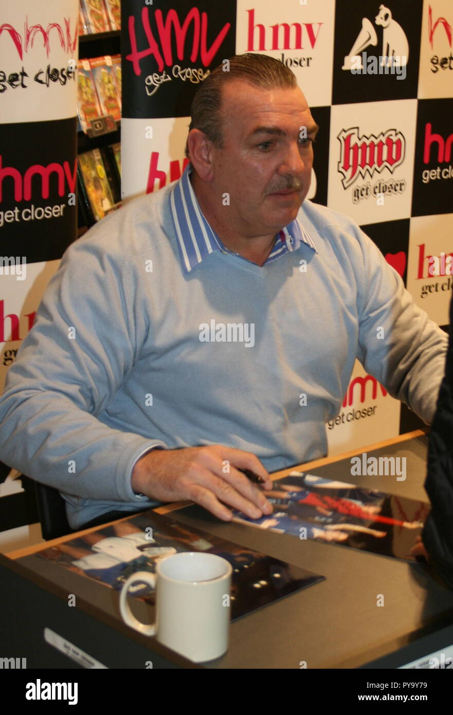 Neville southall welsh goalkeeper hi-res stock photography and images ...