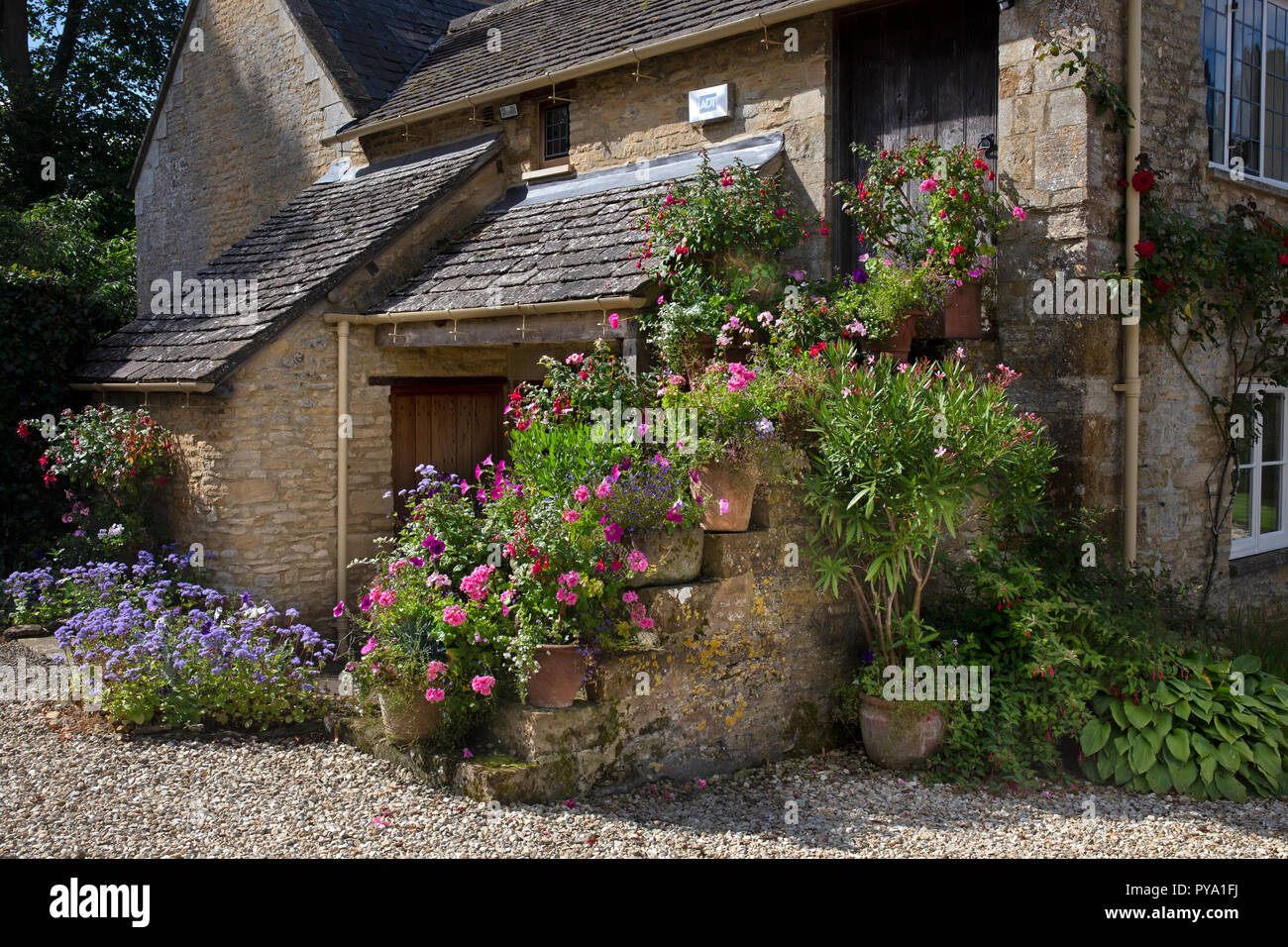 Stone urns hi-res stock photography and images - Alamy