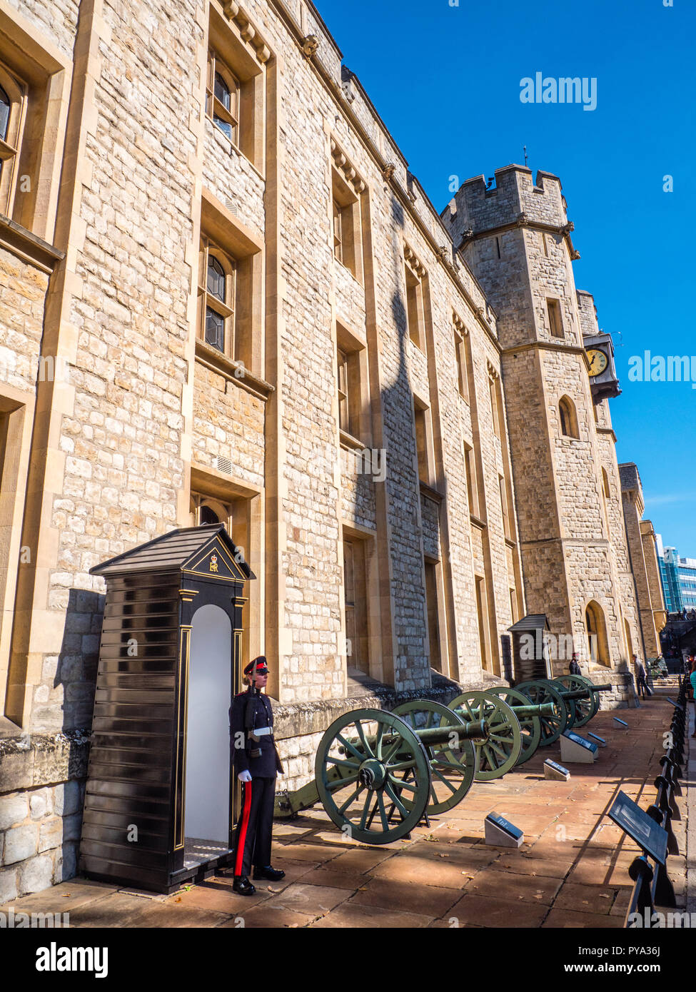 Female soilder uk hi-res stock photography and images - Alamy