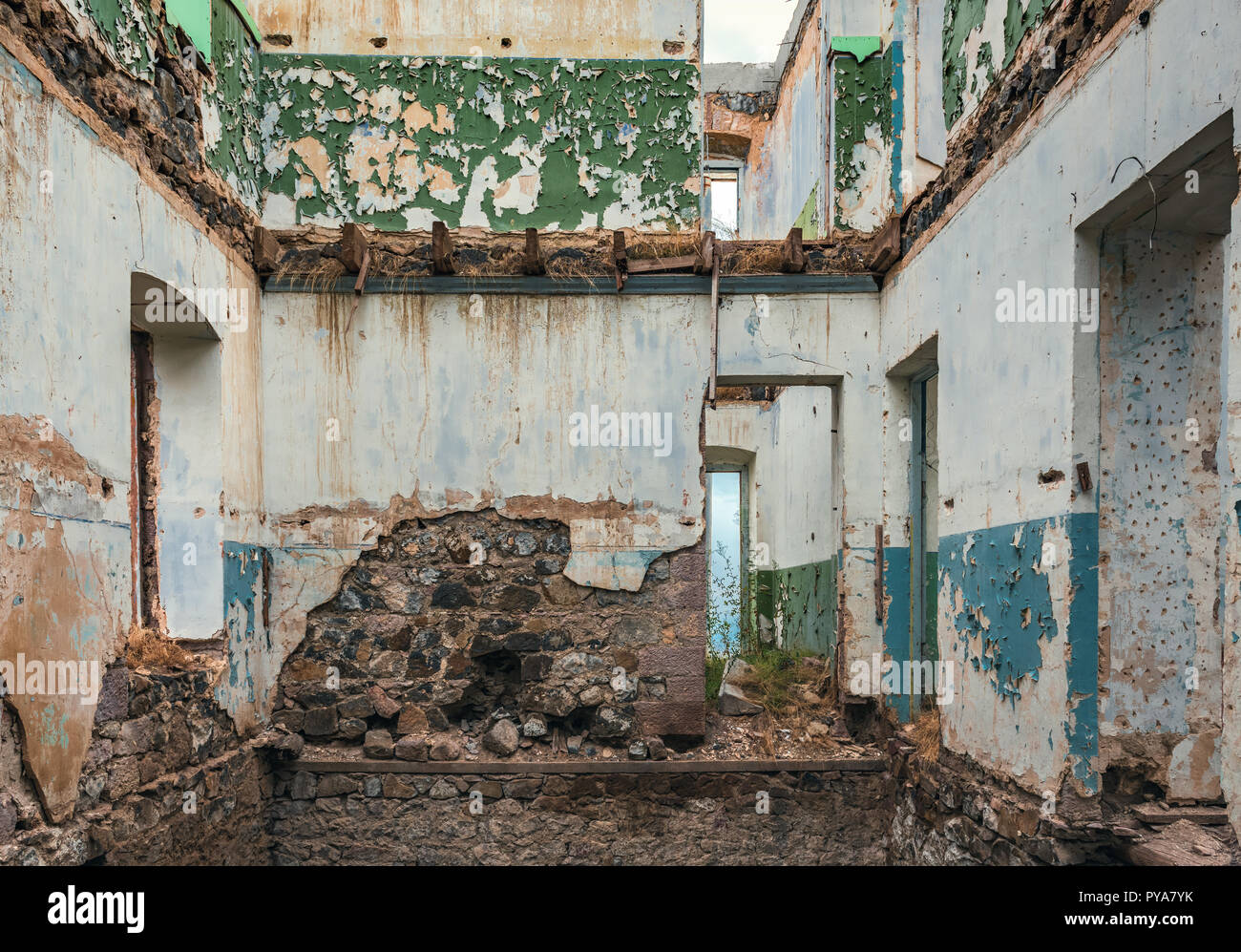 Ruined mansion interior hi-res stock photography and images - Alamy