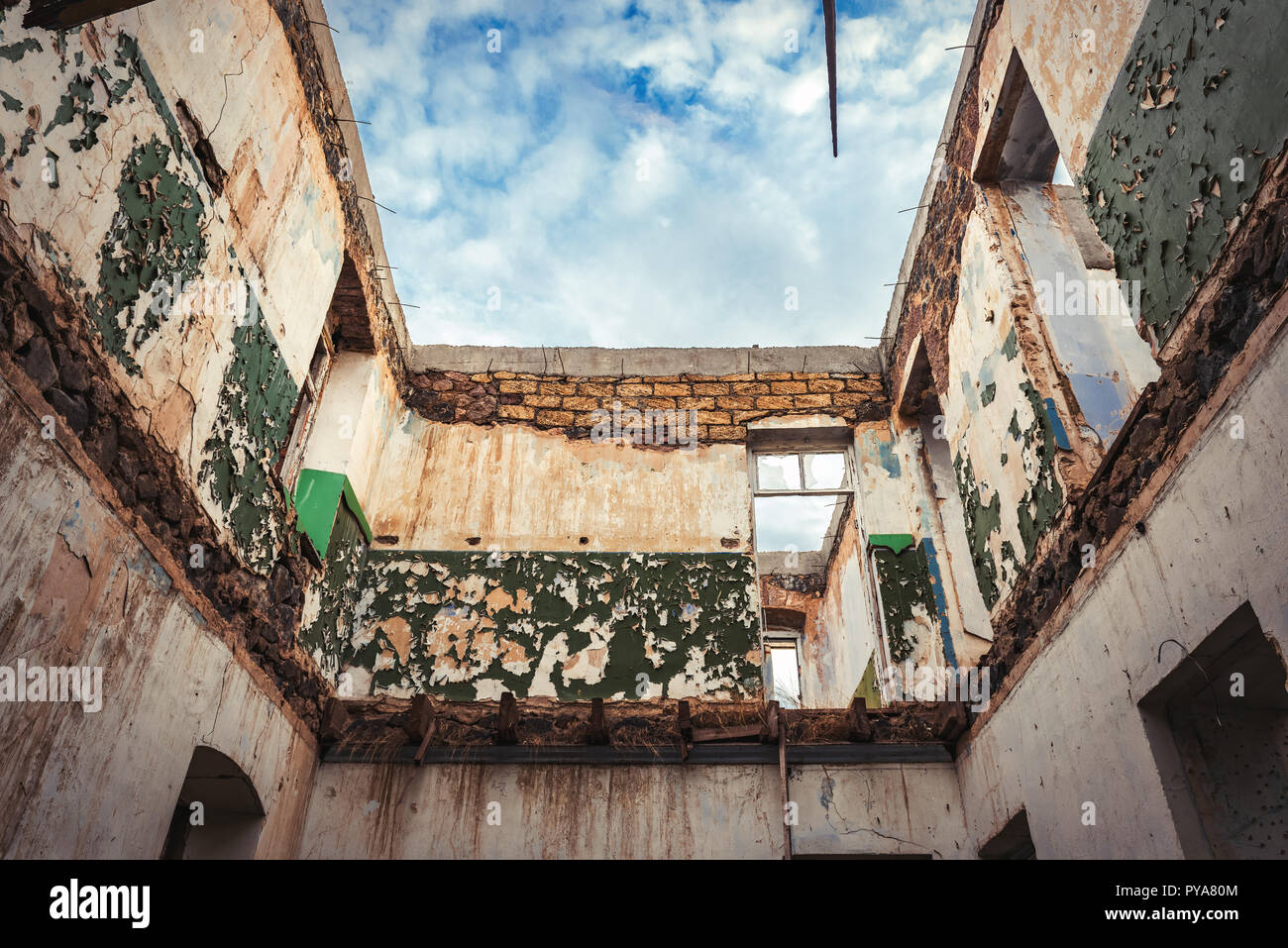 Abandoned ghost mansion hi-res stock photography and images - Alamy