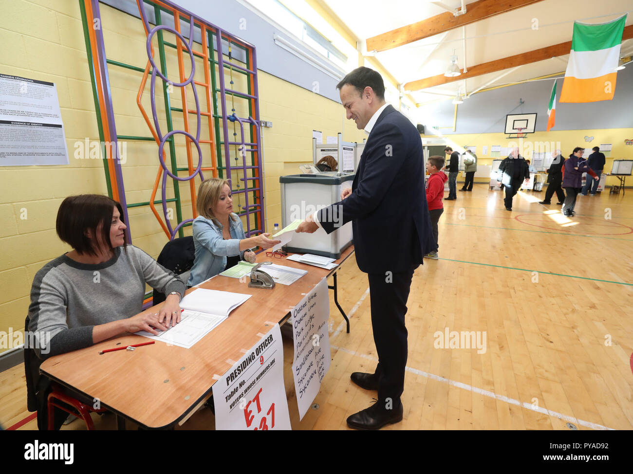 Taoiseach leo varadkar casts his vote at scoil thomais hi-res stock ...