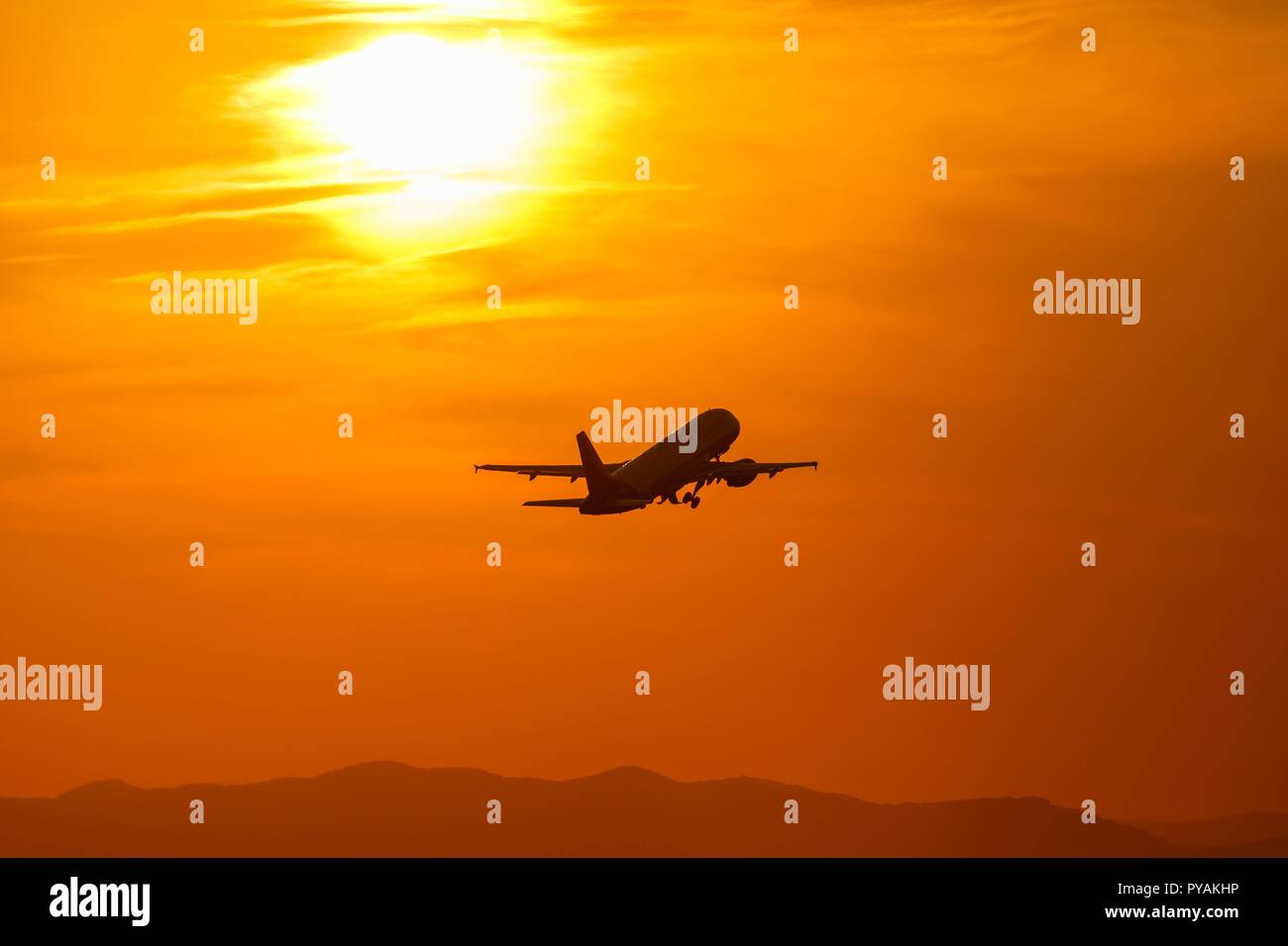 Airbus a320 takeoff sunset hi-res stock photography and images - Alamy
