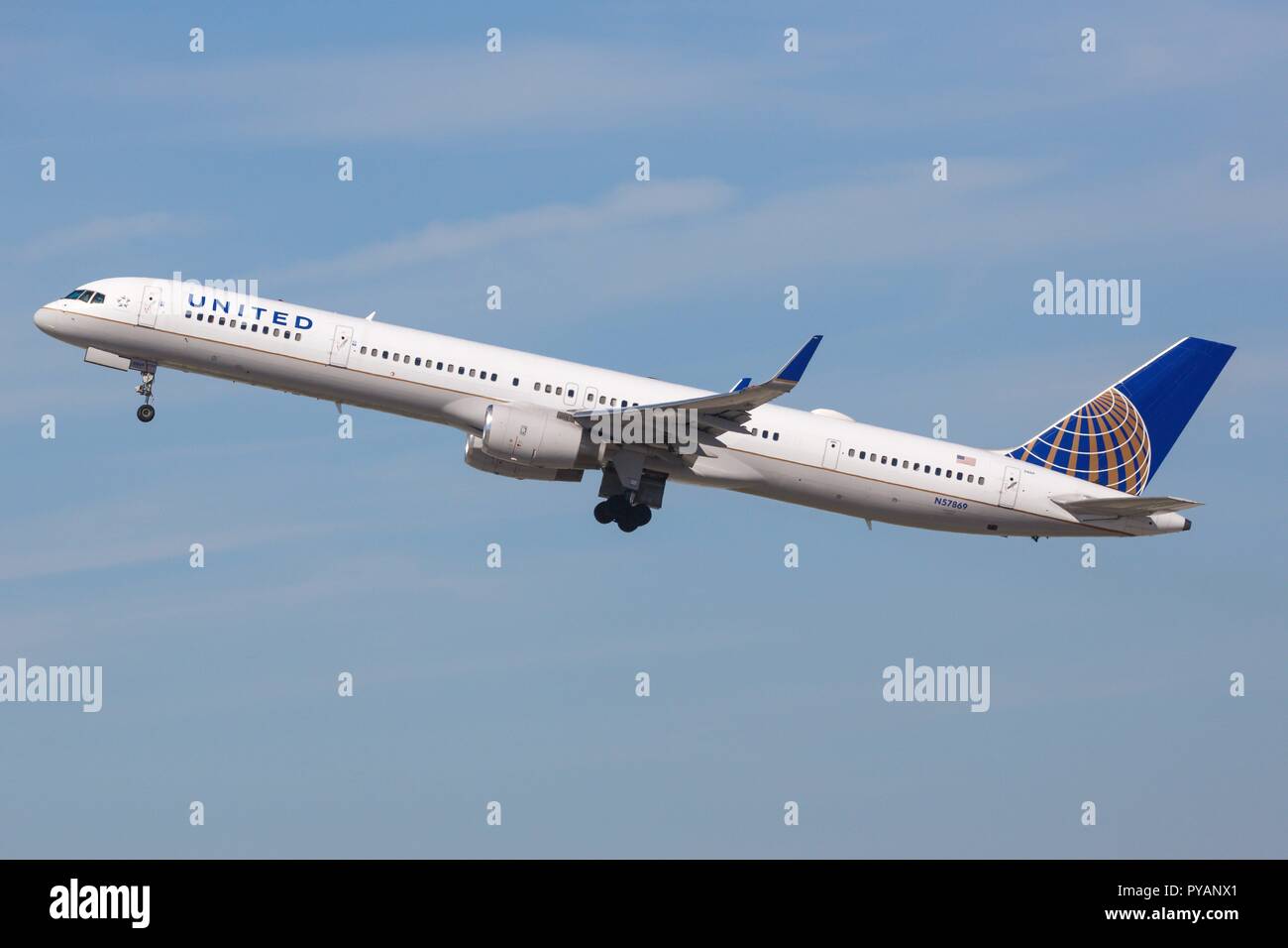 Los Angeles, USA - 22. February 2016: United Airlines Boeing 757-300 at ...