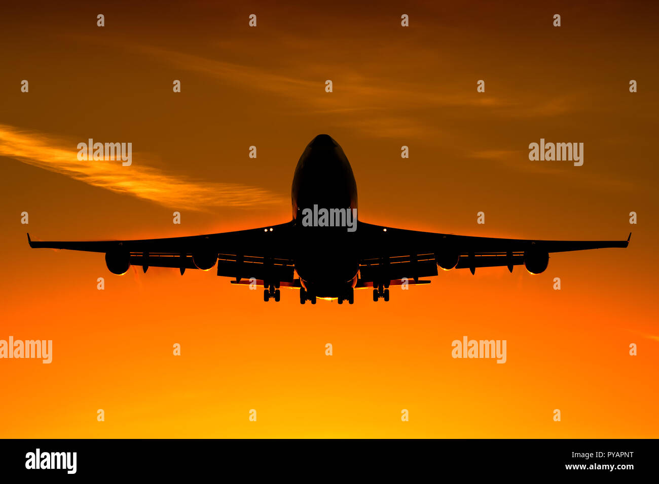 747 on arrival into Heathrow Airport during sunrise Stock Photo - Alamy