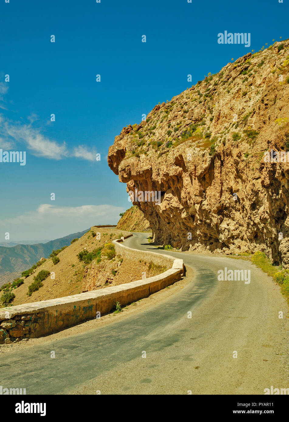 MOROCCO SOUS VALLEY RURAL ROAD AND OVERHANGING CLIFF Stock Photo - Alamy