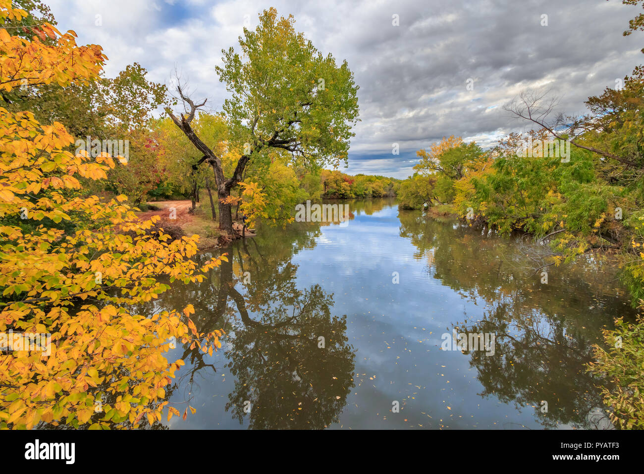 Oklahoma City's Lake Hefner surrounded by trees in fall color Stock ...