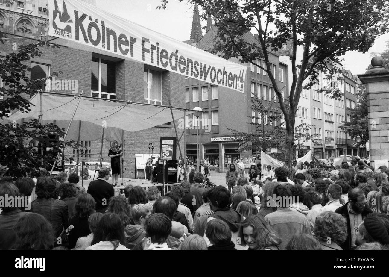 The peace movement is demonstrating in Cologne on the occasion of the ...