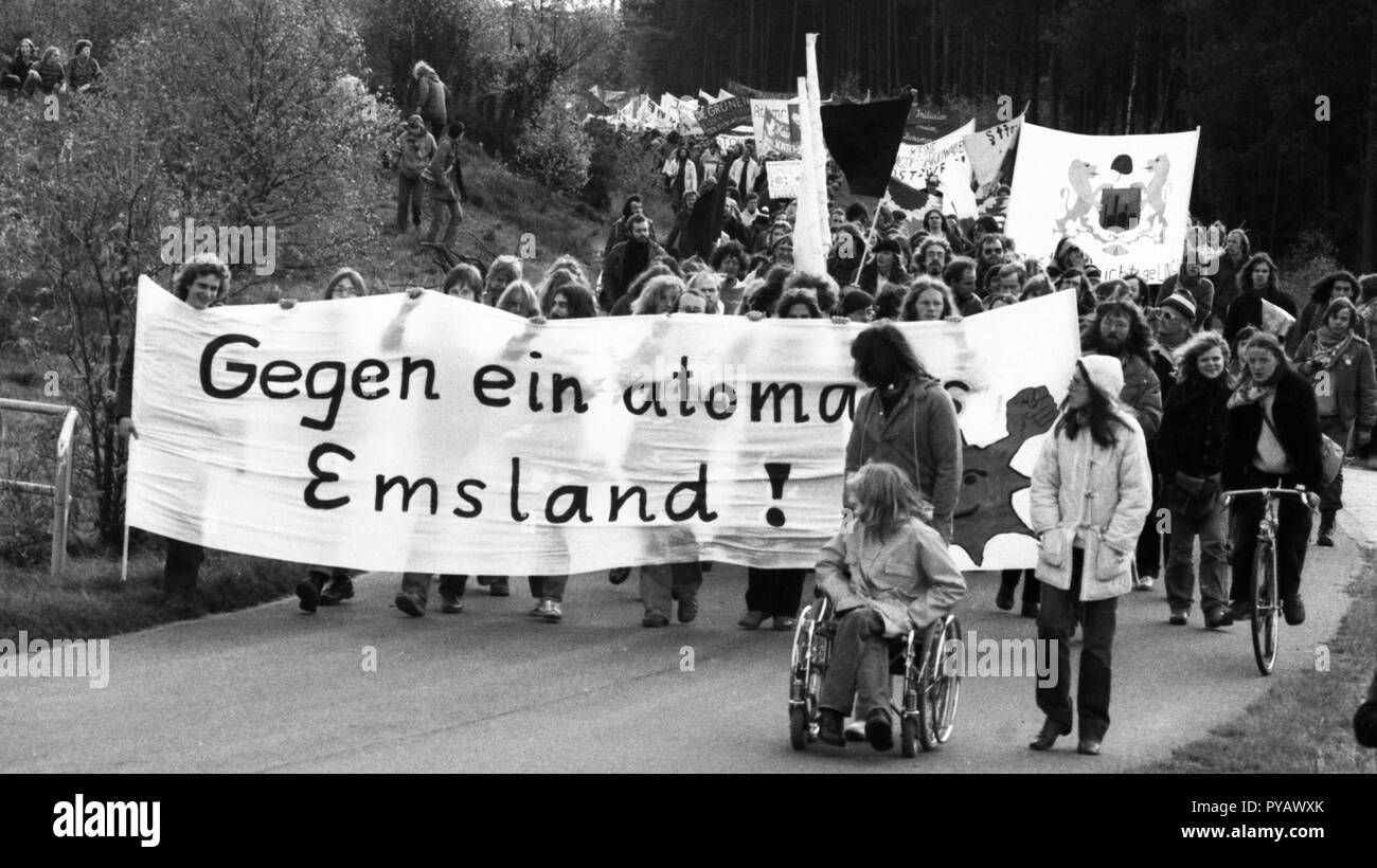 More than 10,000 opponents of nuclear power and nuclear weapons ...