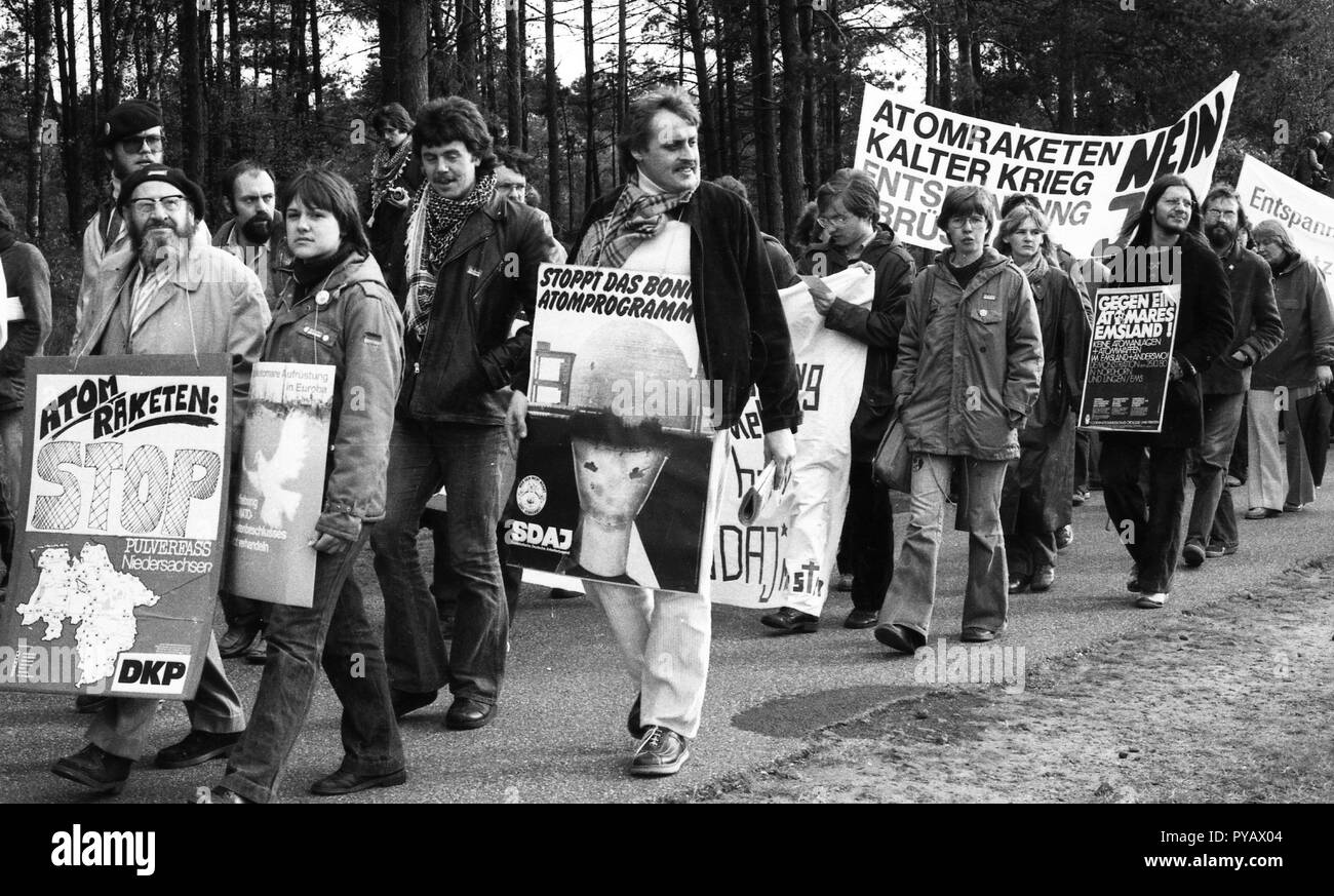 More than 10,000 opponents of nuclear power and nuclear weapons ...