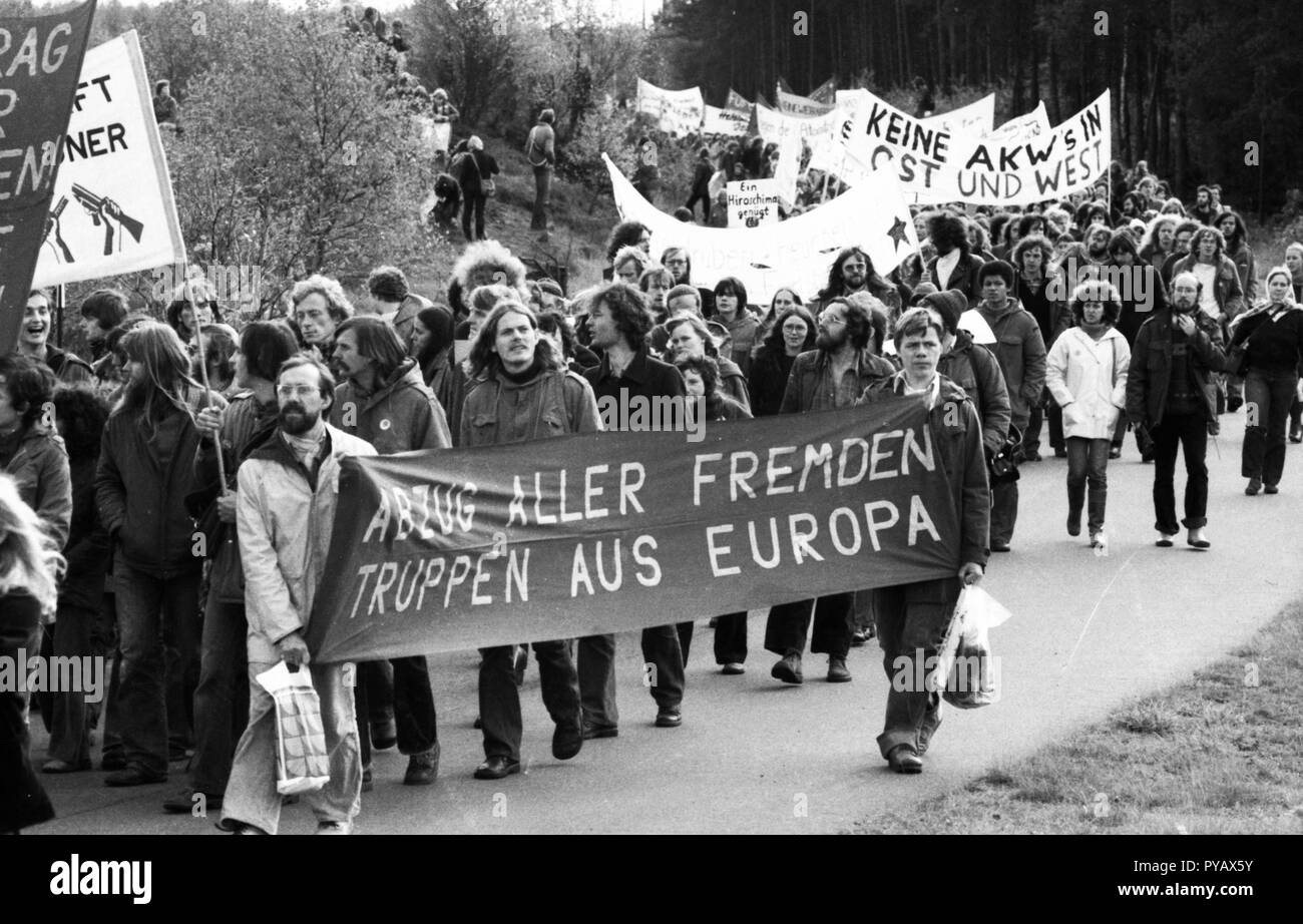 More than 10,000 opponents of nuclear power and nuclear weapons ...