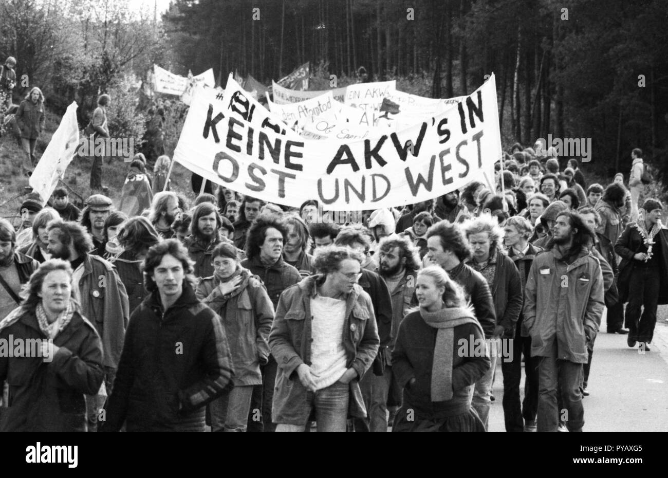 More than 10,000 opponents of nuclear power and nuclear weapons ...