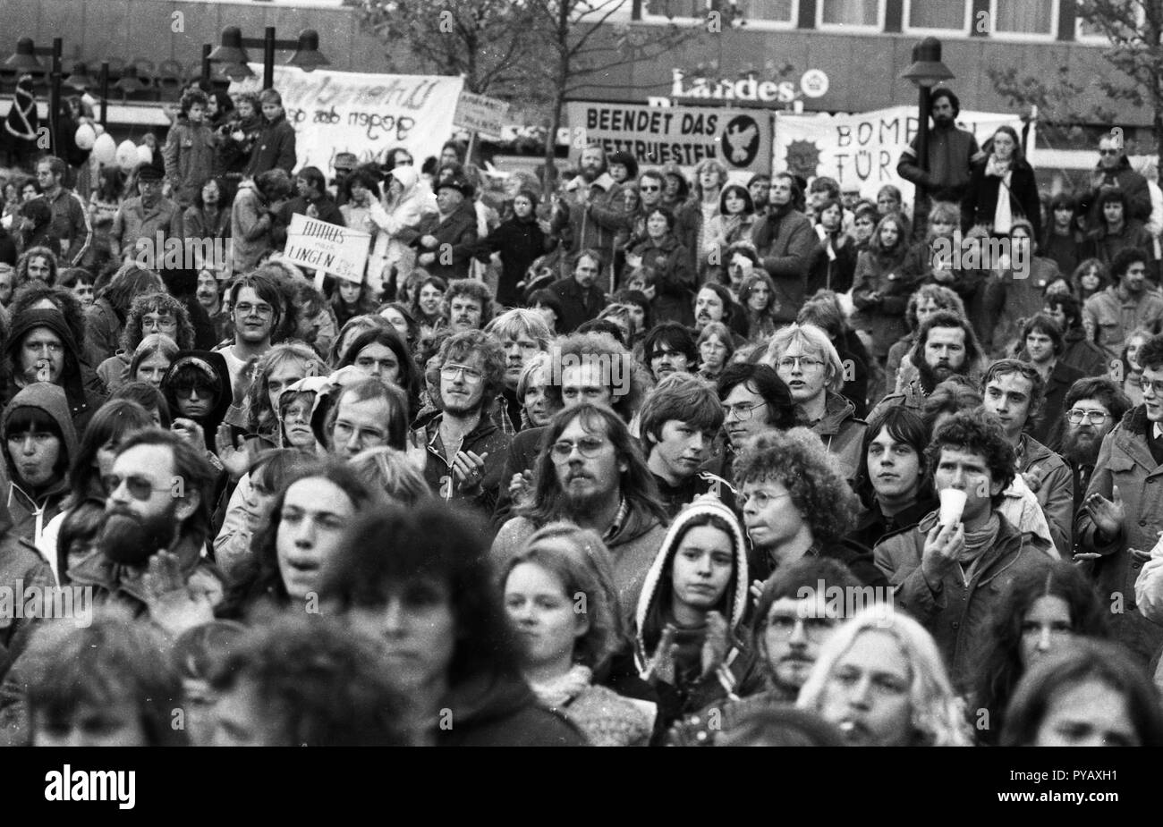 More than 10,000 opponents of nuclear power and nuclear weapons ...