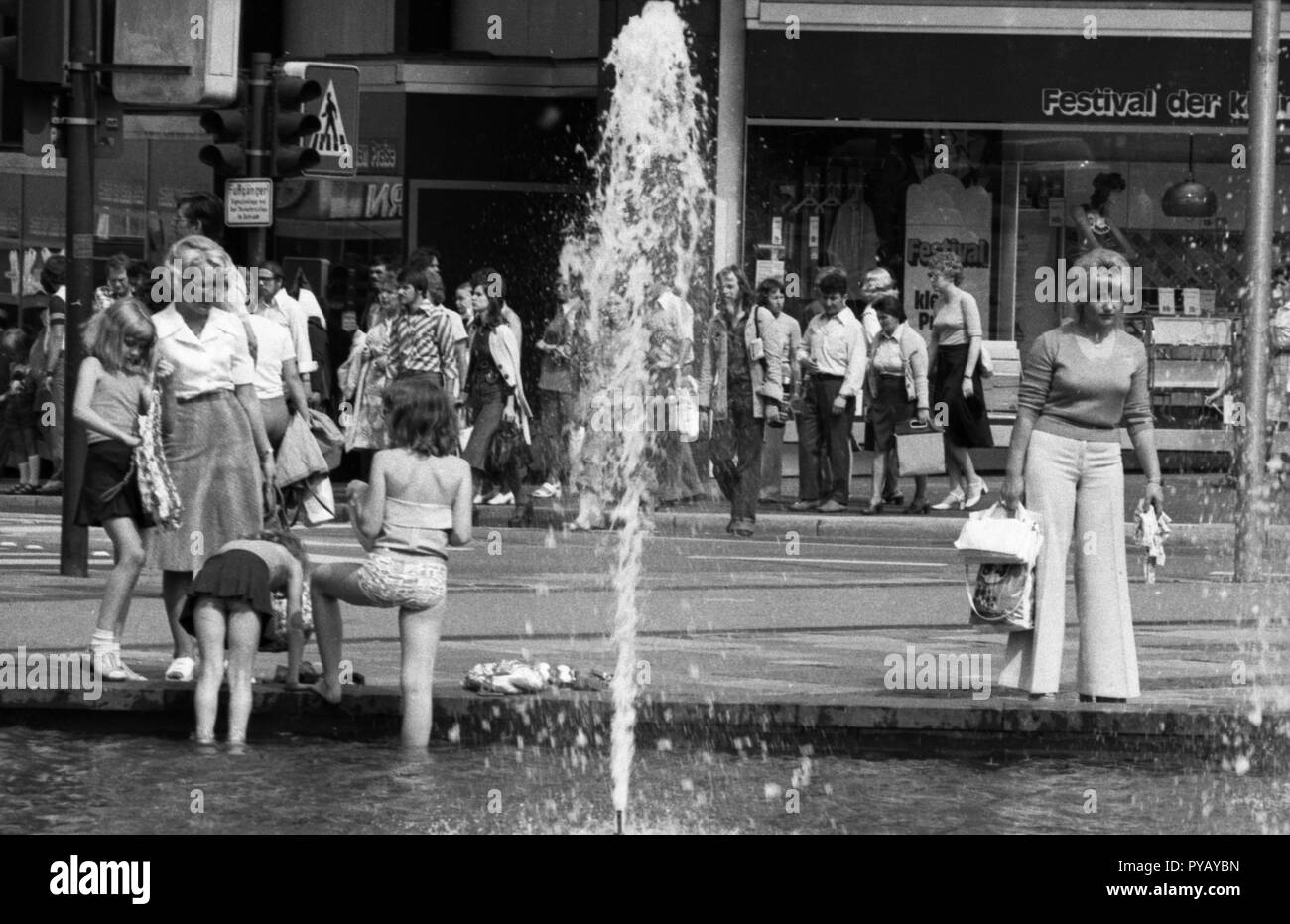 A hot summer day on 4 July 1975 in the city of Essen. | usage worldwide ... A hot summer day on 4 July 1975 in the city of Essen. | usage worldwide ...