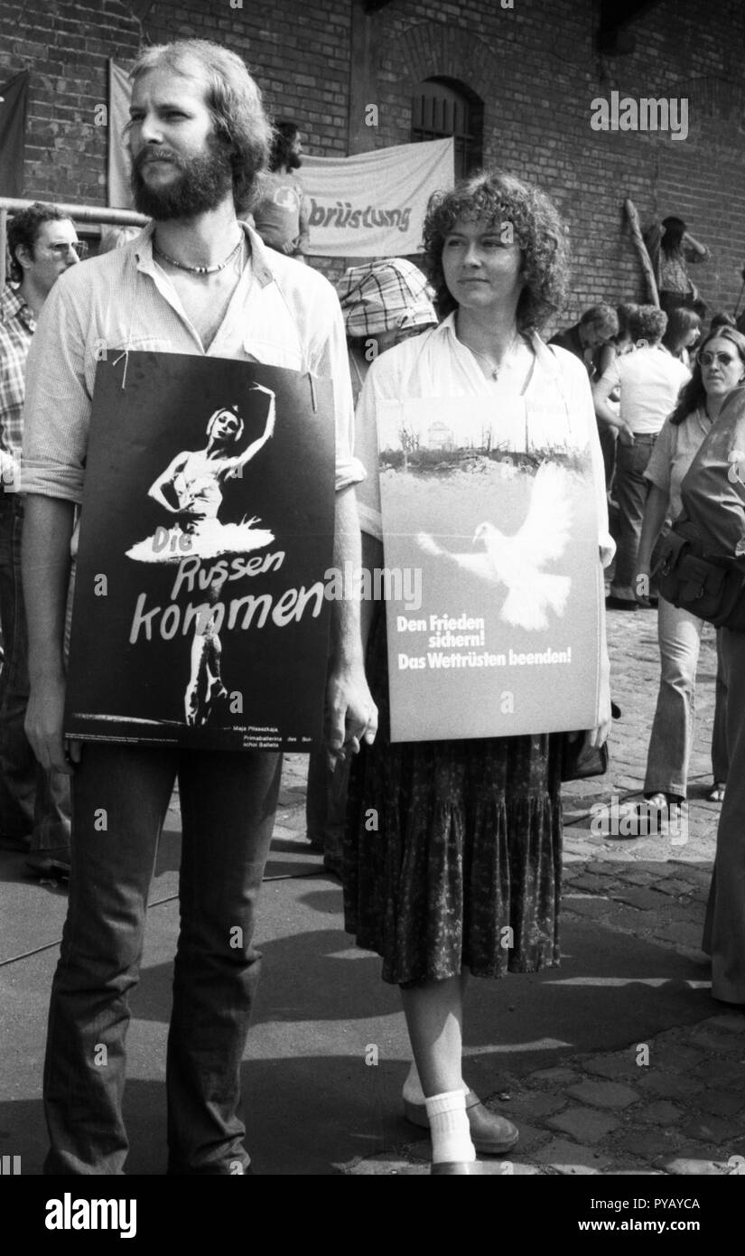 Vietnam war peace sign hi-res stock photography and images - Alamy