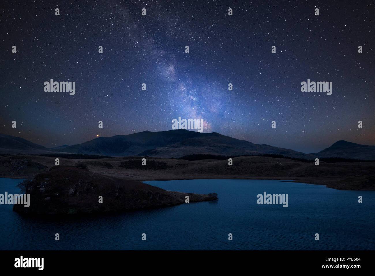 Llyn y dywarchen snowdonia stars hi-res stock photography and images ...