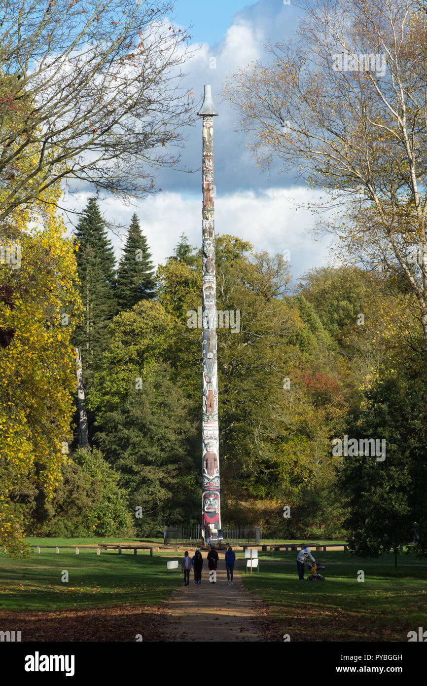 The totem pole and autumn colours at Virginia Water Lake, part of ...