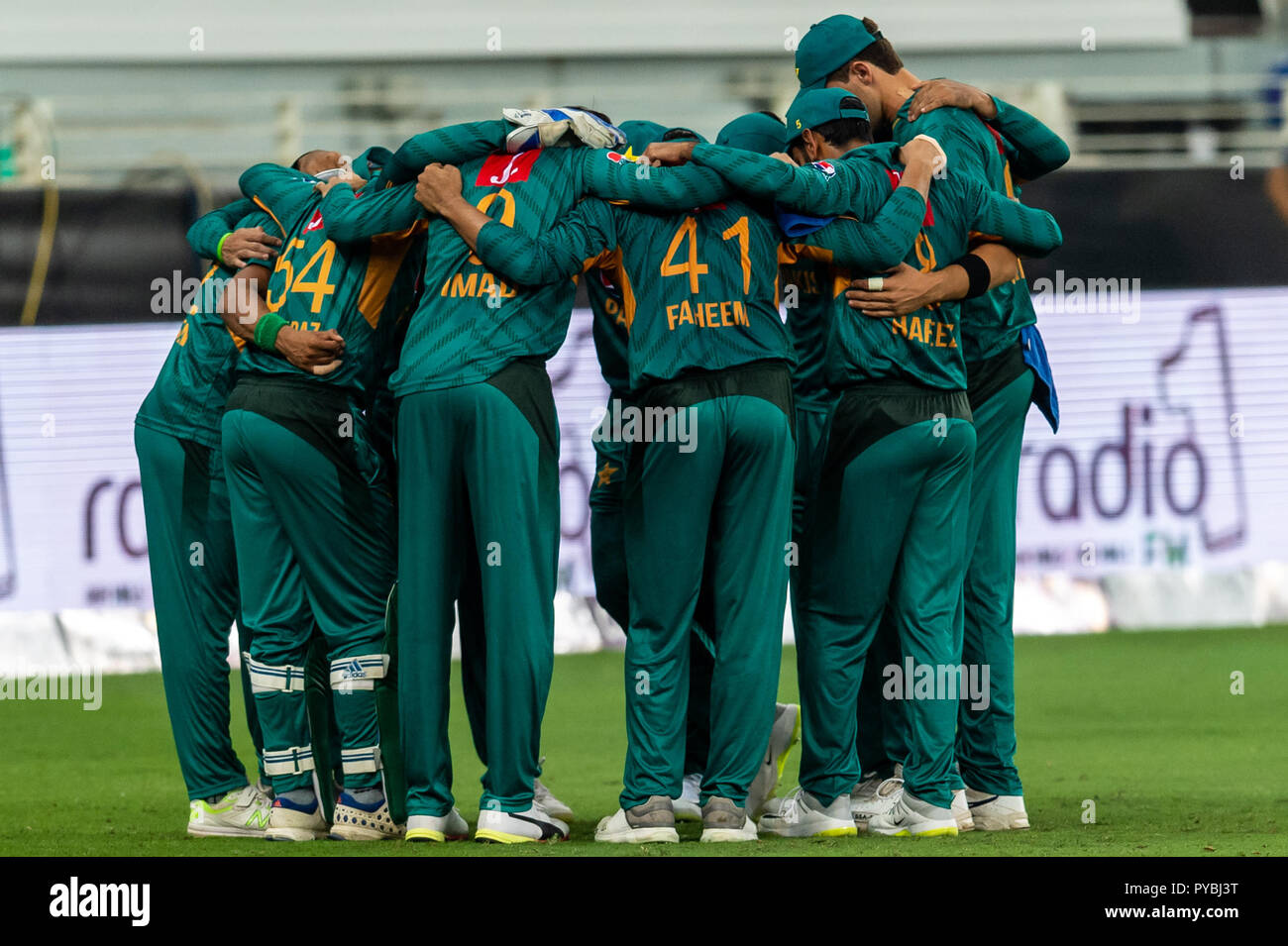 Cricket huddle hi-res stock photography and images - Alamy